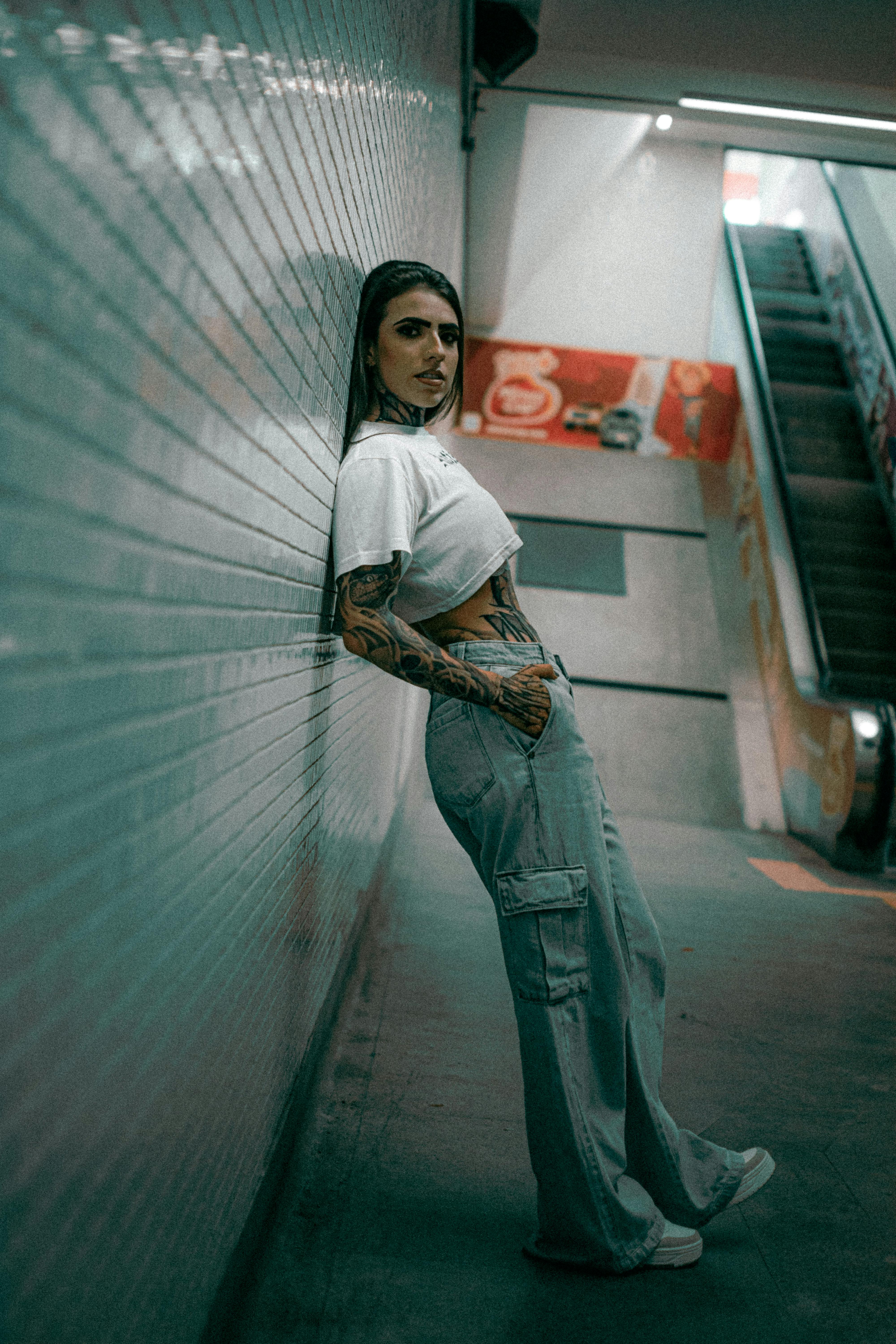 Mujer Moderna De Pie En Un Entorno Urbano De Metro · Foto de stock gratuita