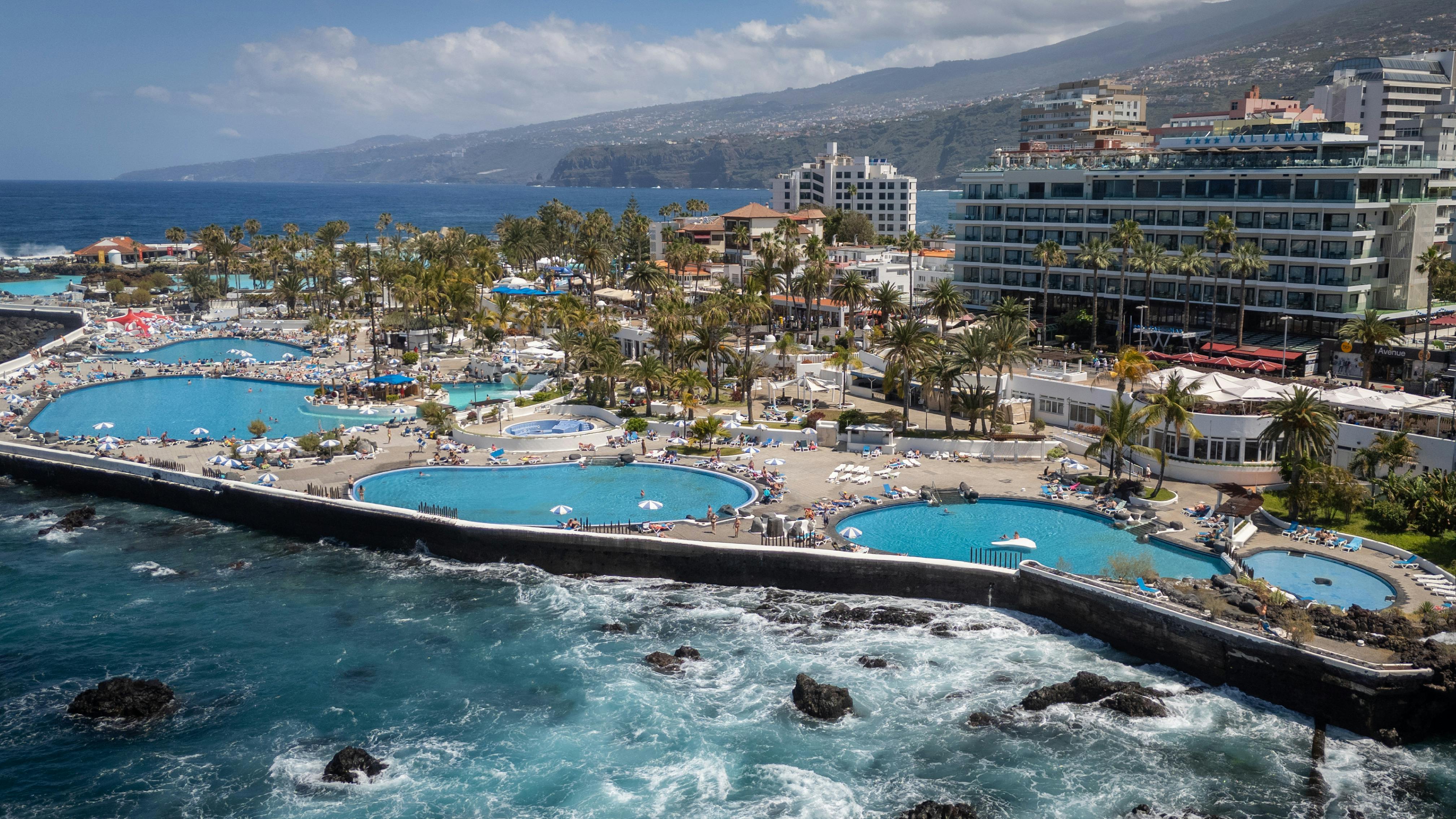 Vista Aérea De Las Piscinas Frente A La Playa En Puerto De La Cruz ...