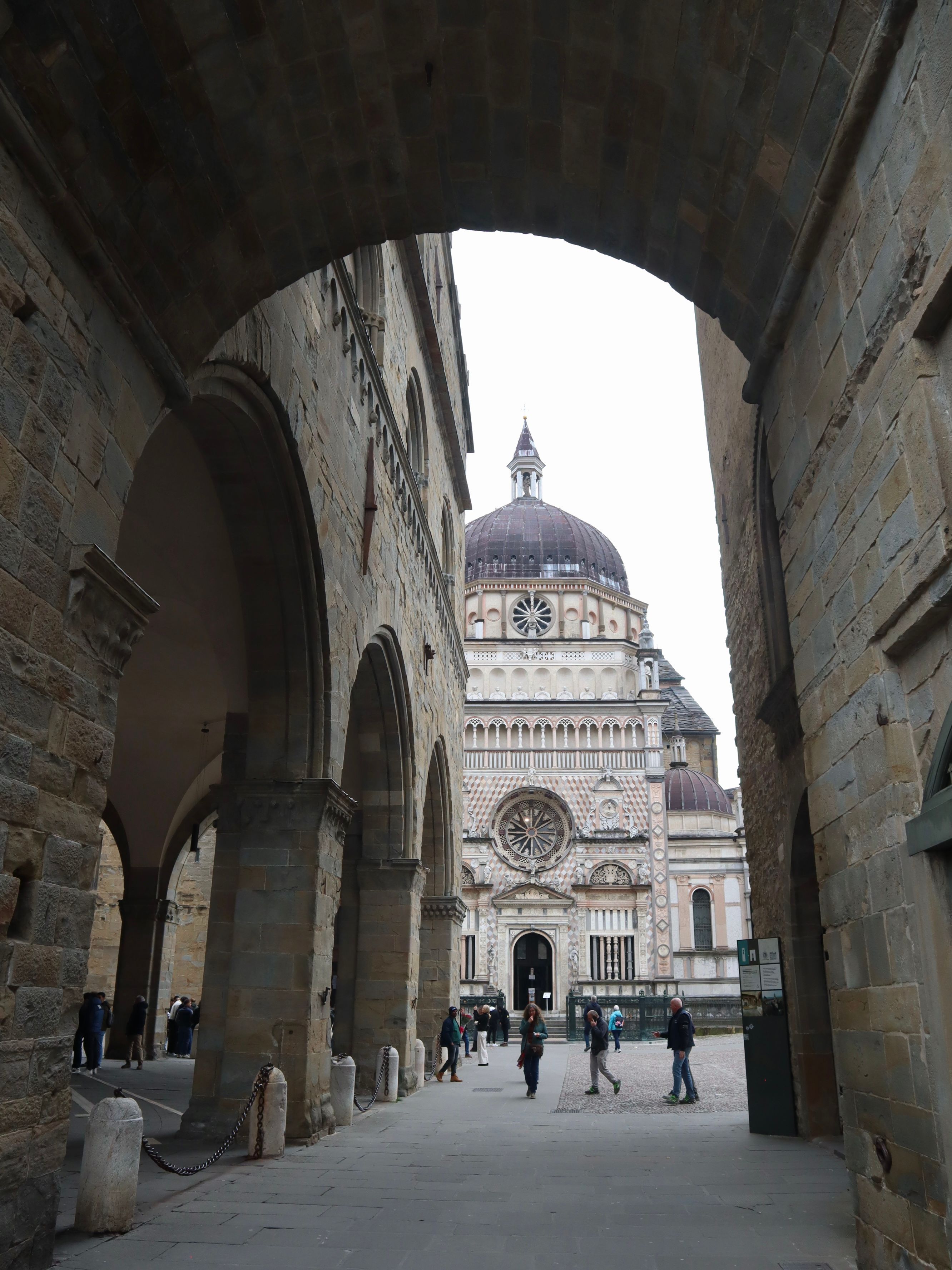 Stunning View of Cappella Colleoni in Bergamo Archway · Free Stock Photo