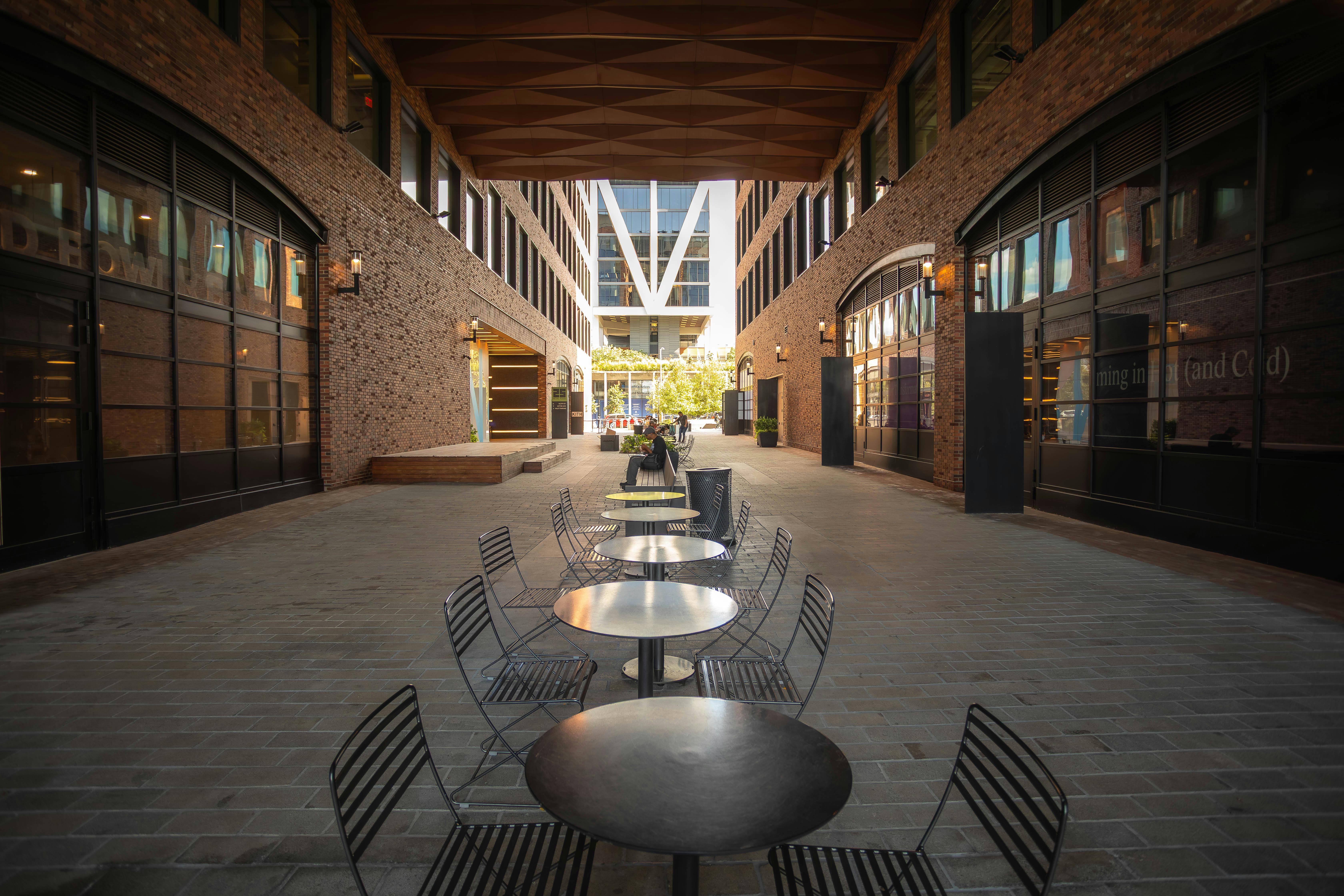 Chic Urban Alleyway with Outdoor Seating · Free Stock Photo