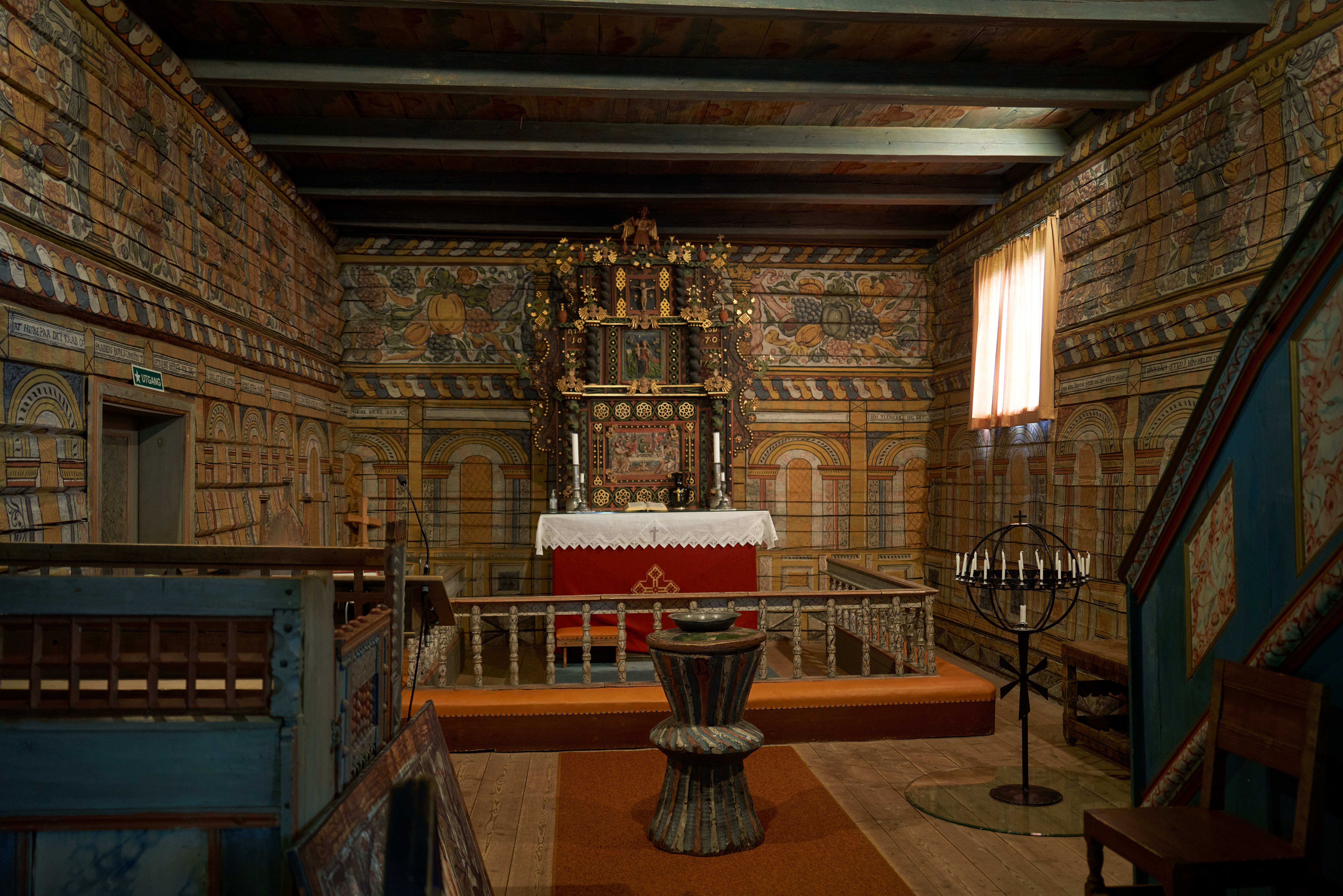 Interior Gótico Da Igreja De Madeira De Rollag Na Noruega · Foto ...