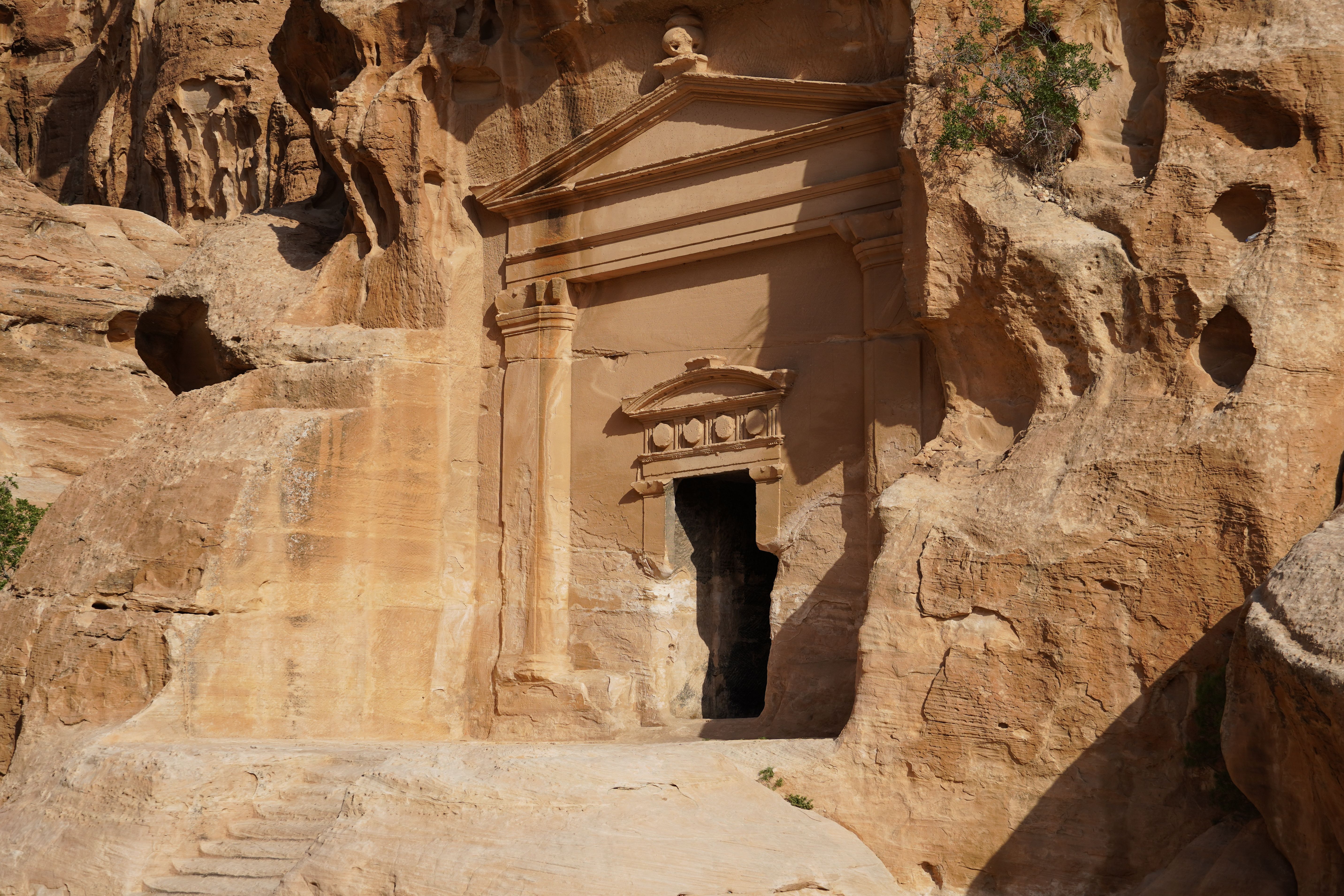 Una Tumba En La Pequeña Petra, Un Yacimiento Arqueológico Ubicado Al ...