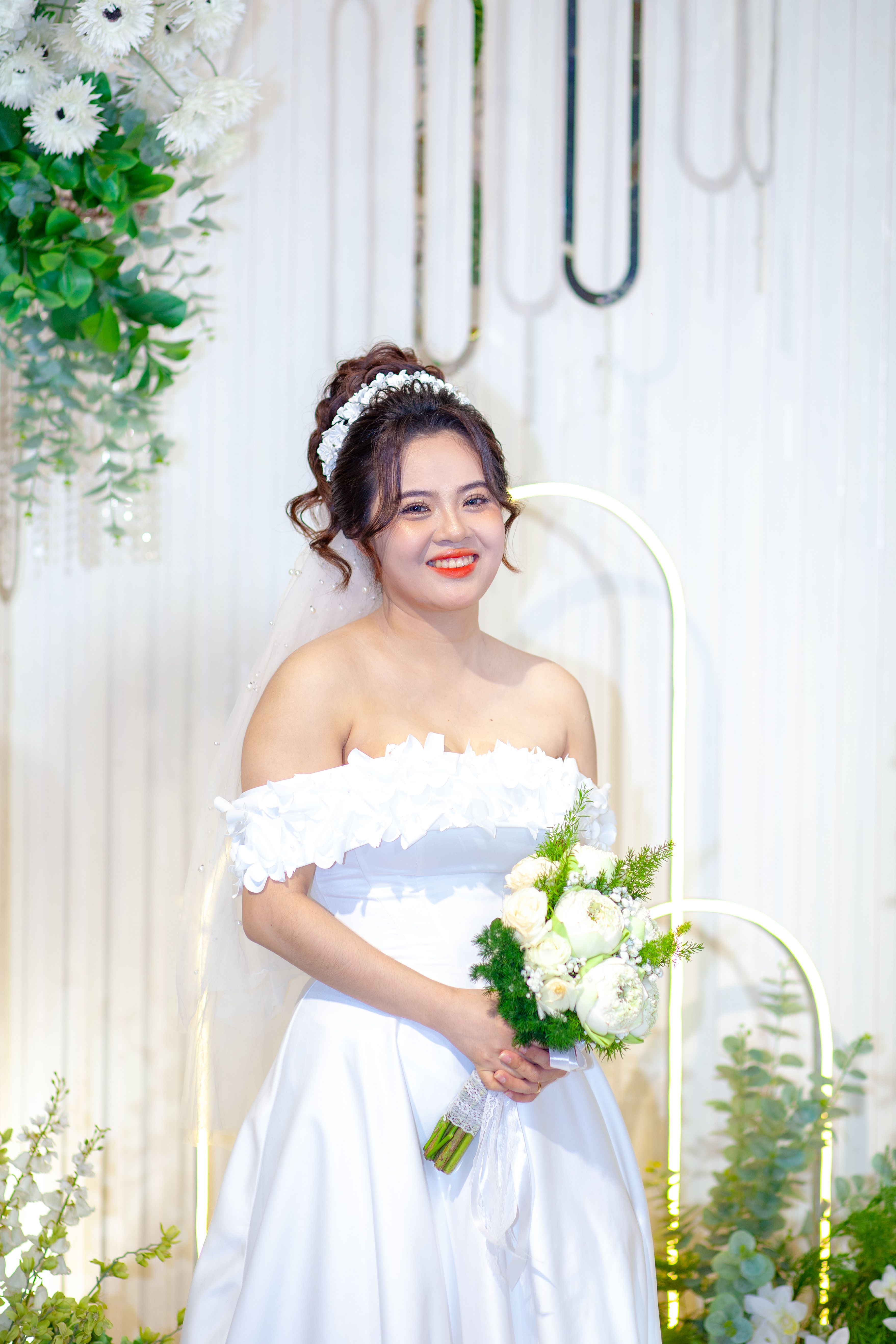 Radiant Bride Holding Bouquet at Indoor Ceremony · Free Stock Photo
