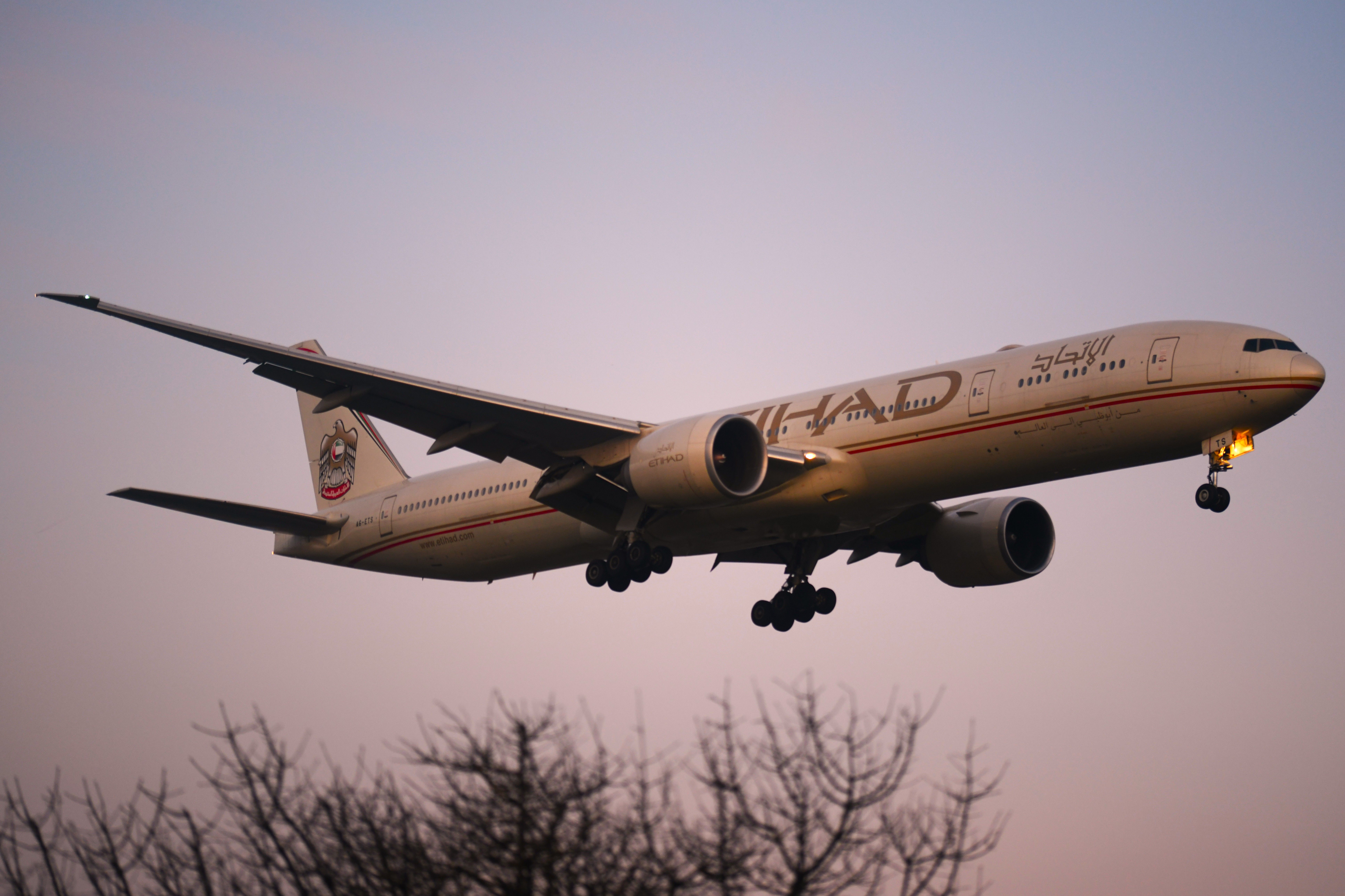 Boeing 777 Da Etihad Airways Pousando Ao Nascer Do Sol · Foto ...