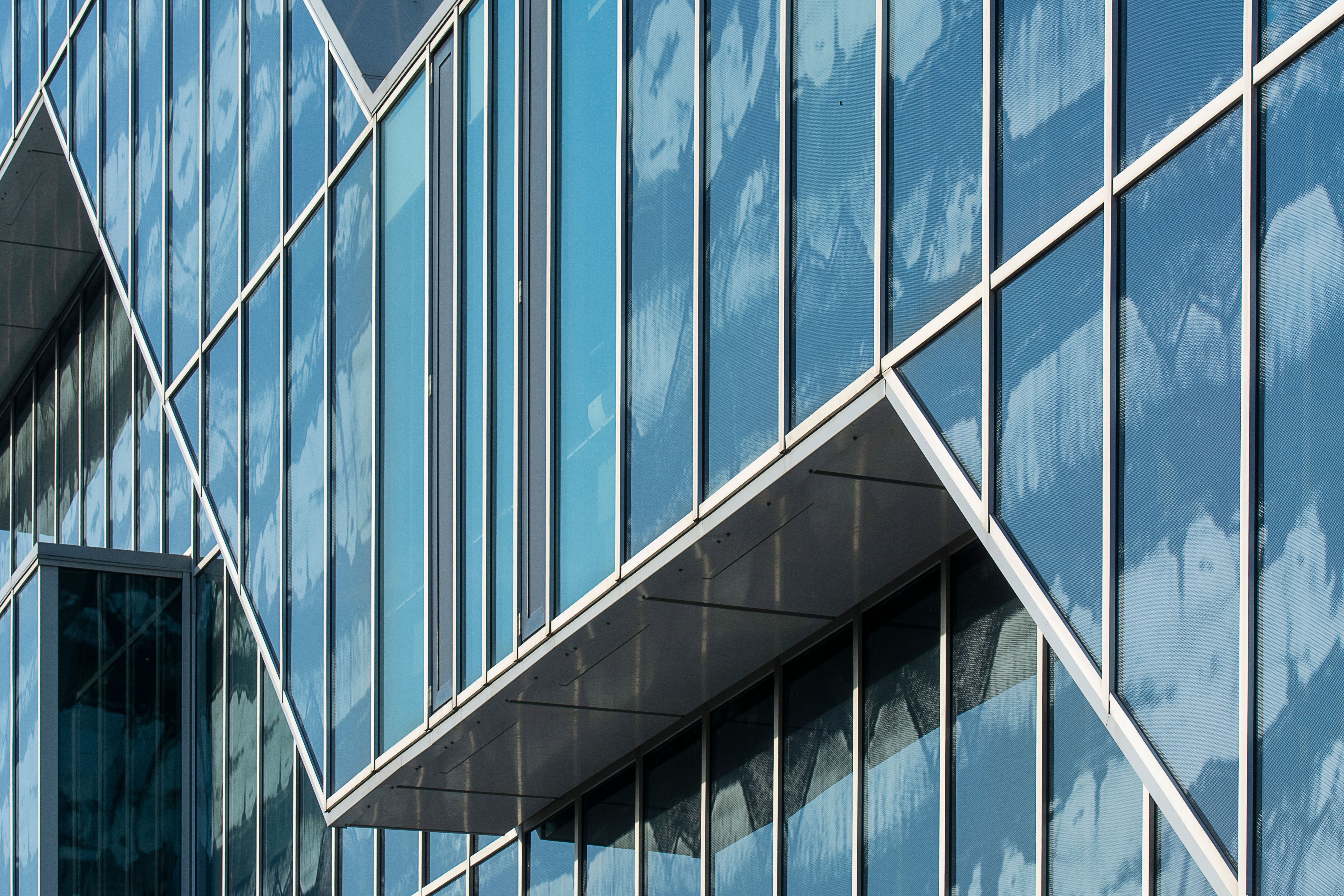 Façade Architecturale En Verre Avec Reflets · Photo gratuite