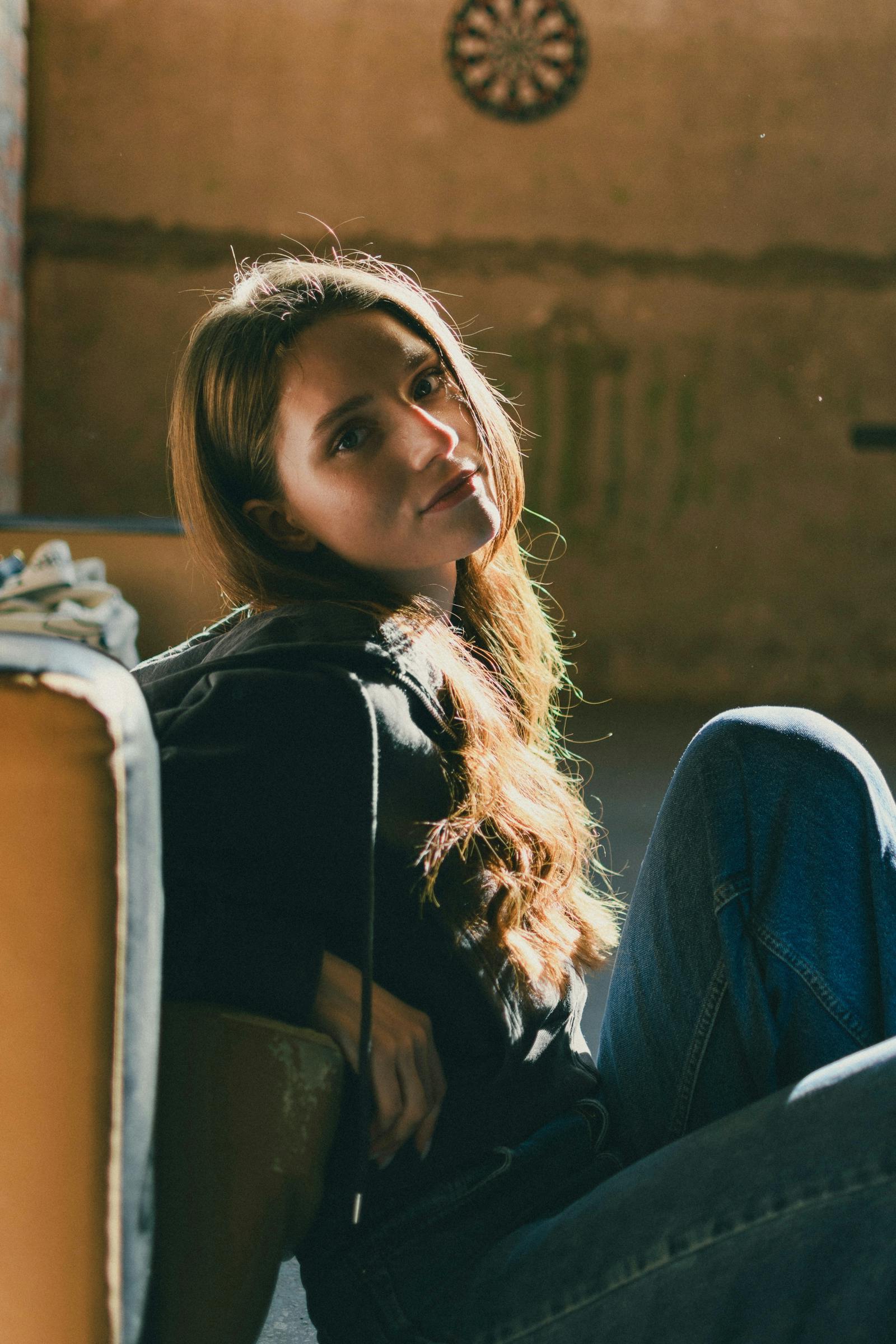 Woman Sitting Photos, Download The BEST Free Woman Sitting Stock Photos ...