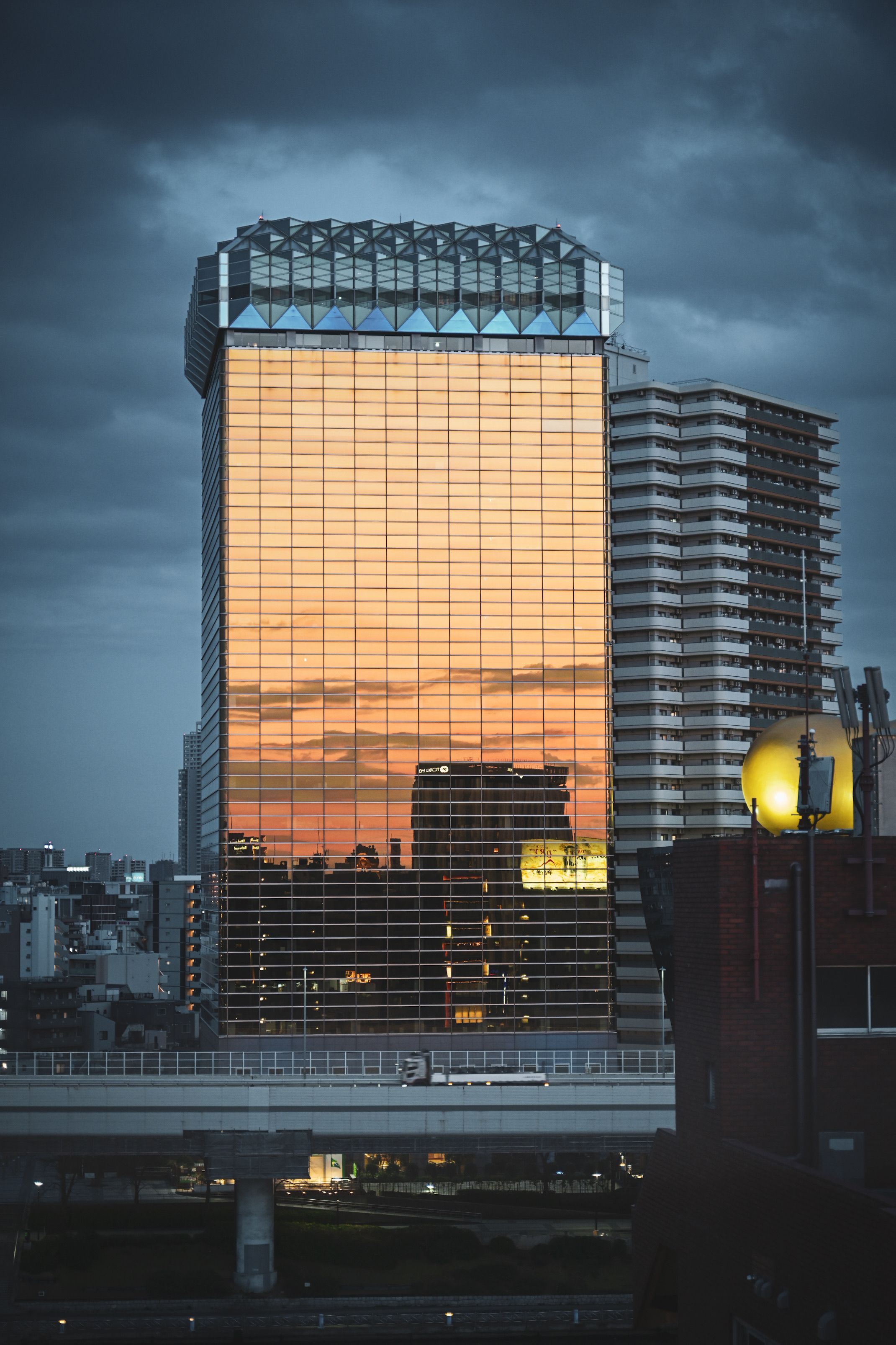 Reflective Sunset on Tokyo Skyscraper · Free Stock Photo