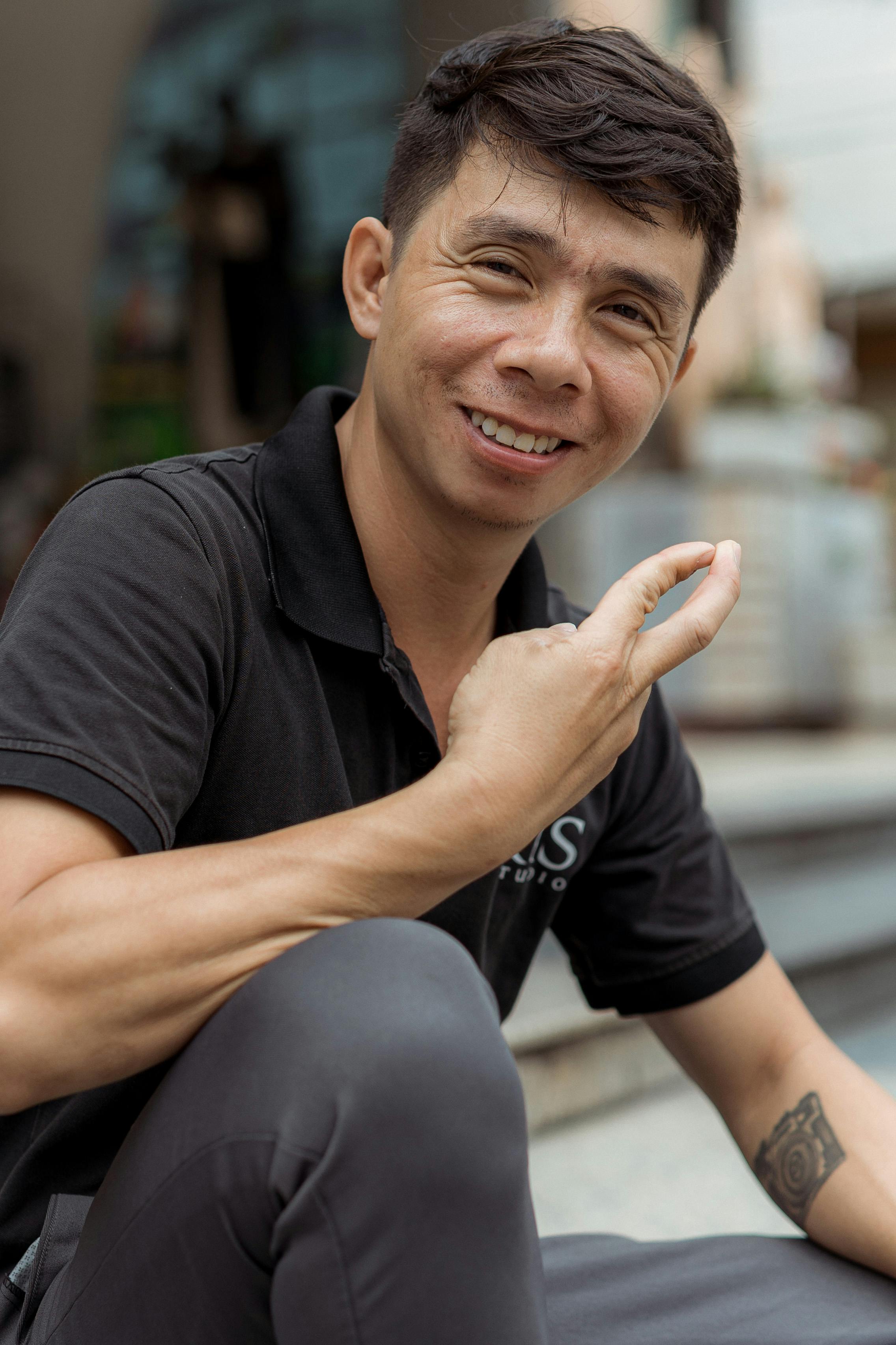 People Pointing Photos, Download The BEST Free People Pointing Stock ...