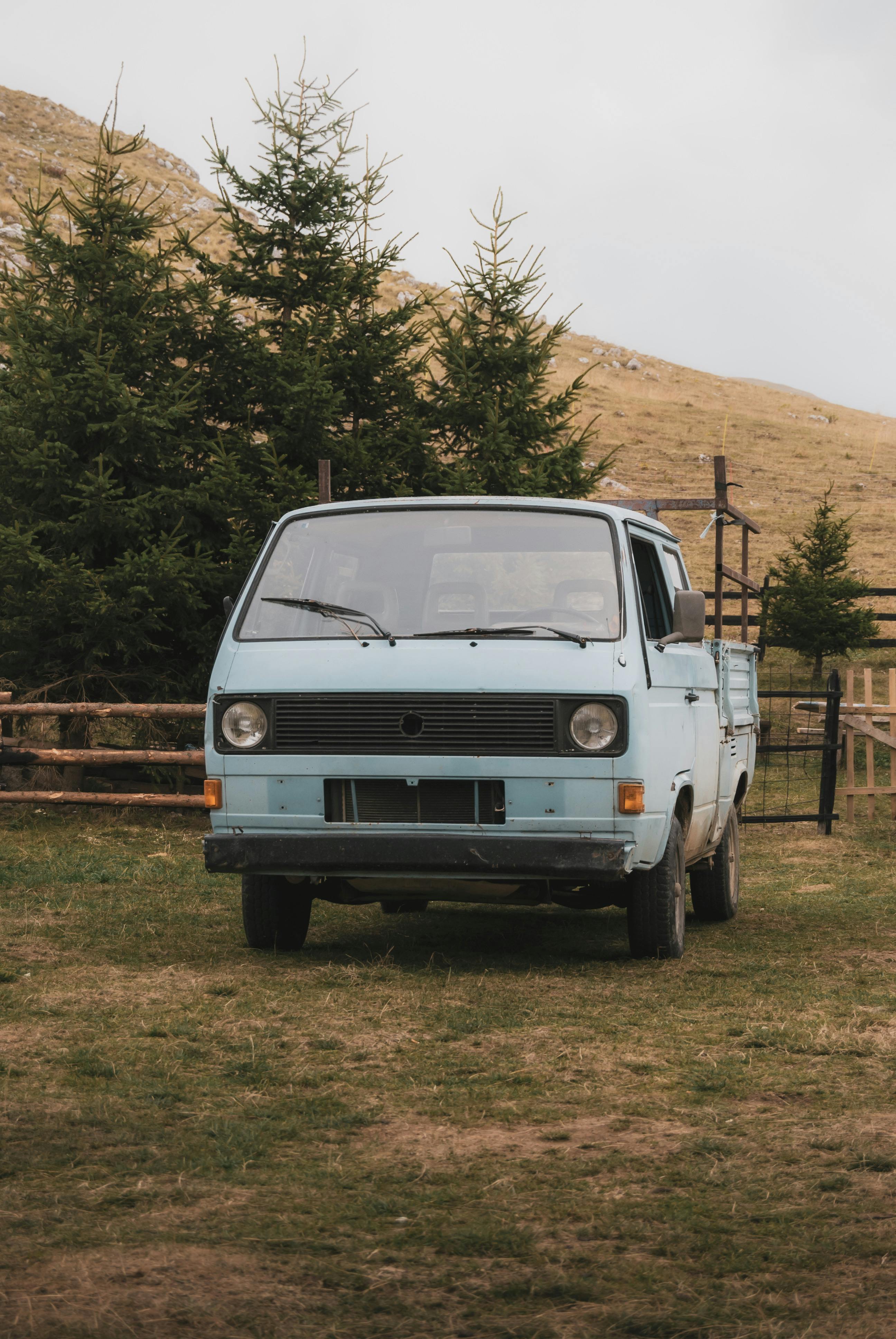 Vintage Blue Van in Rural Countryside · Free Stock Photo