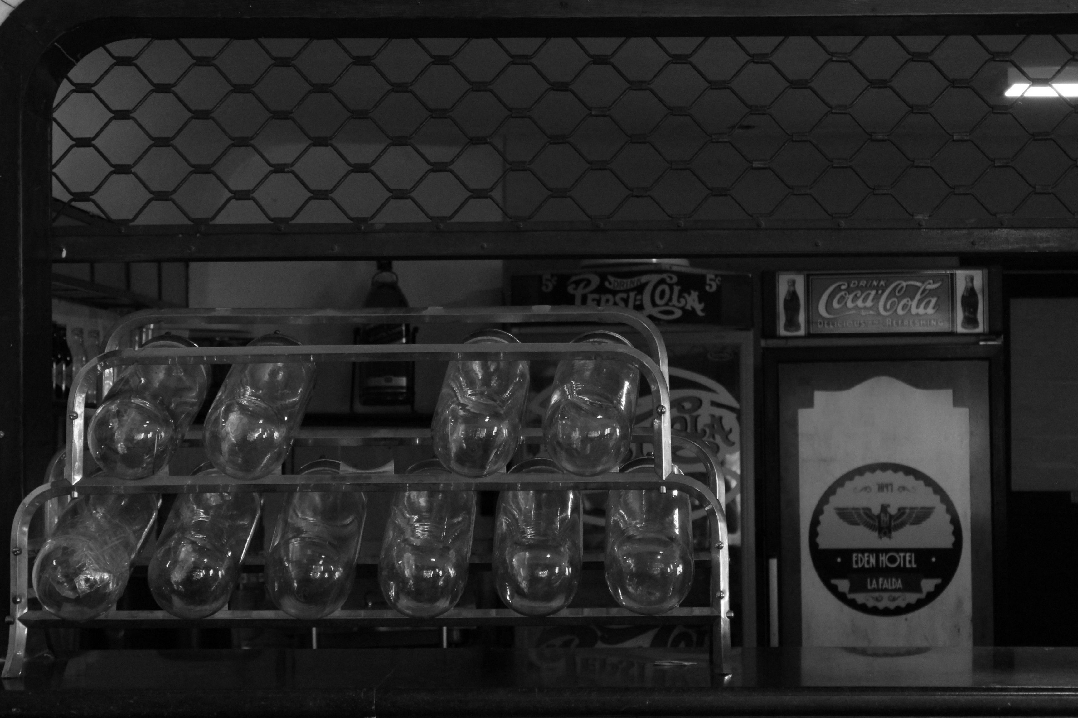 Bar Vintage Avec Casier à Bouteilles En Verre Vide · Photo gratuite