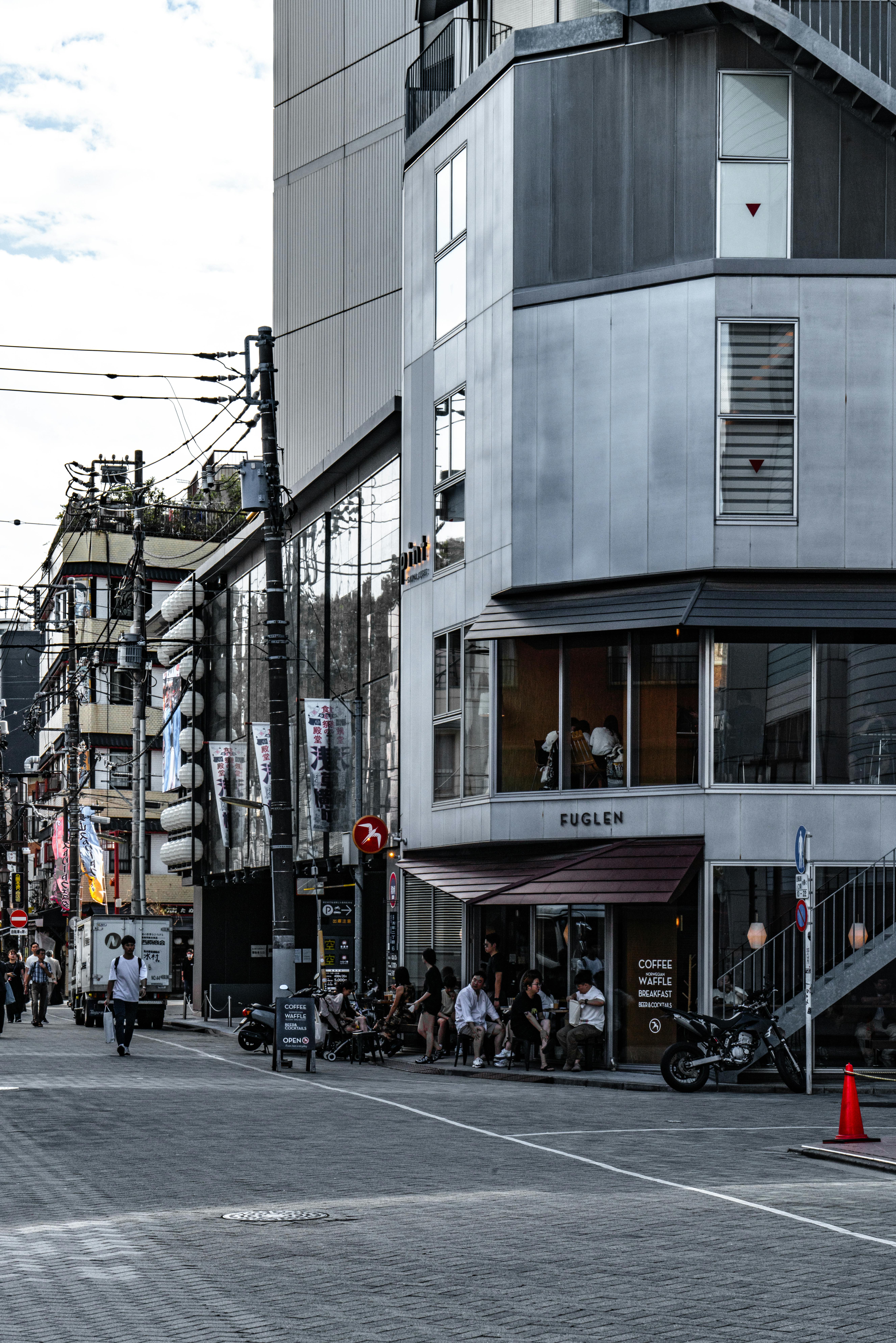东京现代咖啡馆街景 · 免费素材图片
