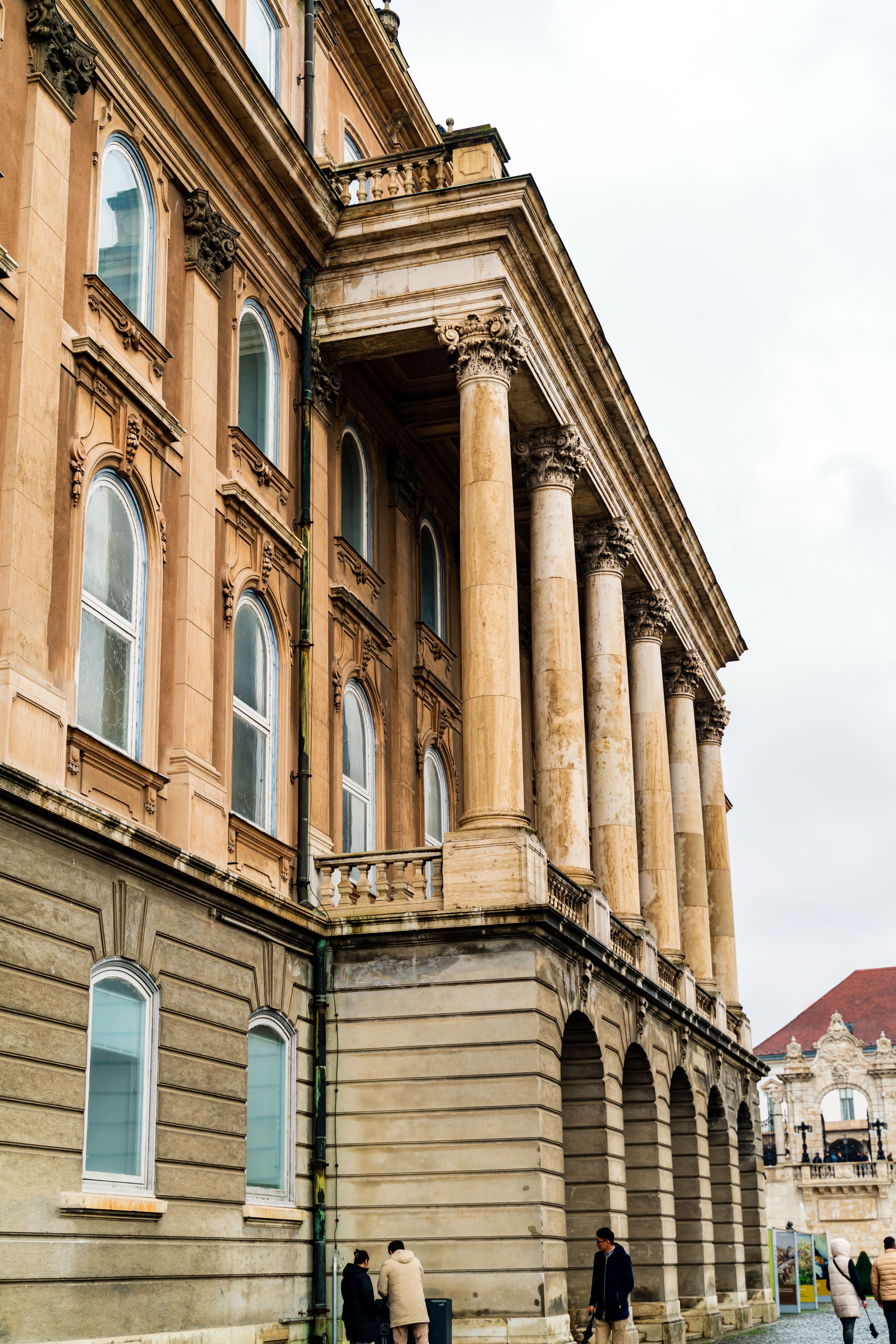 Arquitectura Histórica Del Castillo De Buda En Budapest · Foto de stock ...