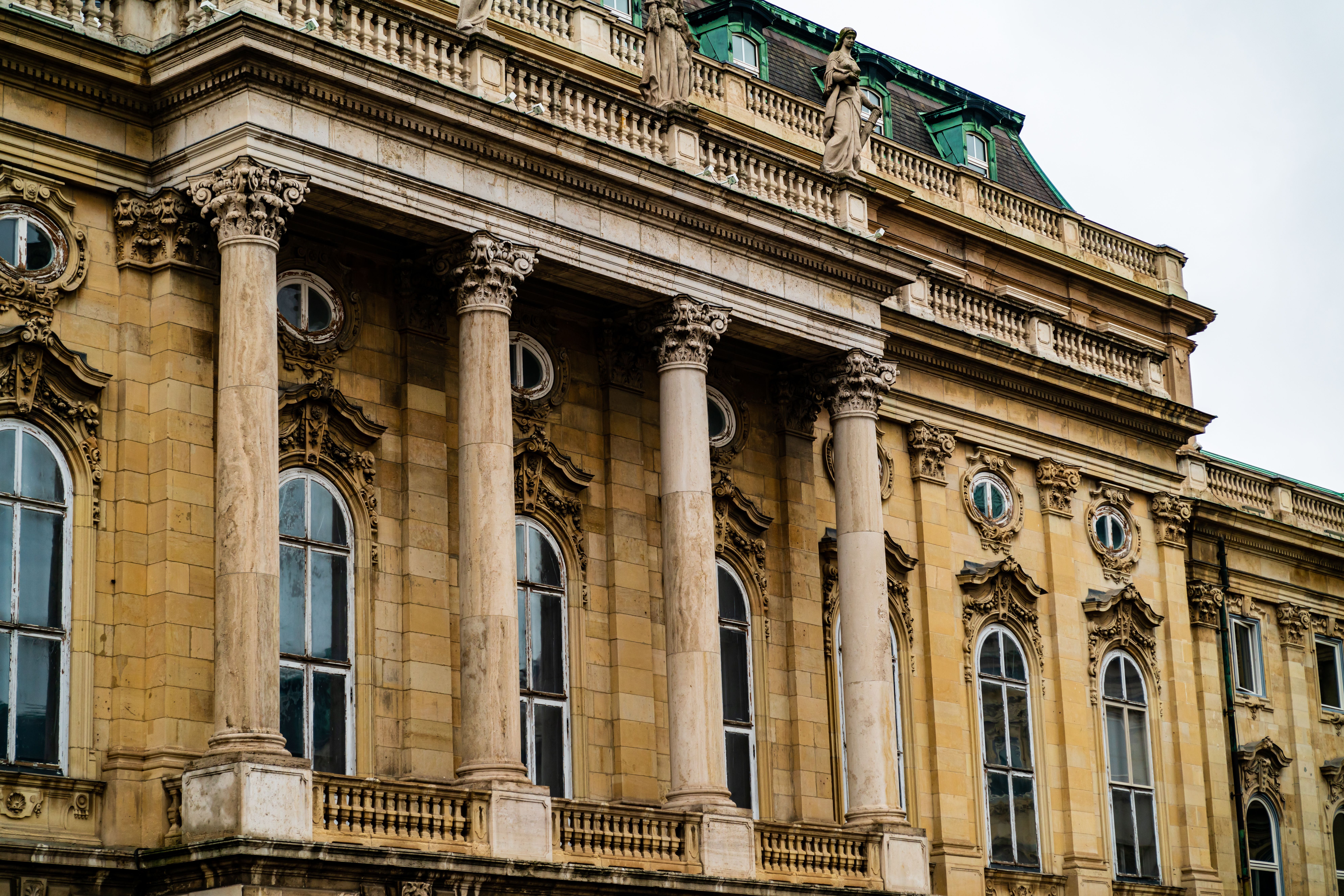 La Majestuosa Arquitectura Del Castillo De Buda En Budapest · Foto de ...