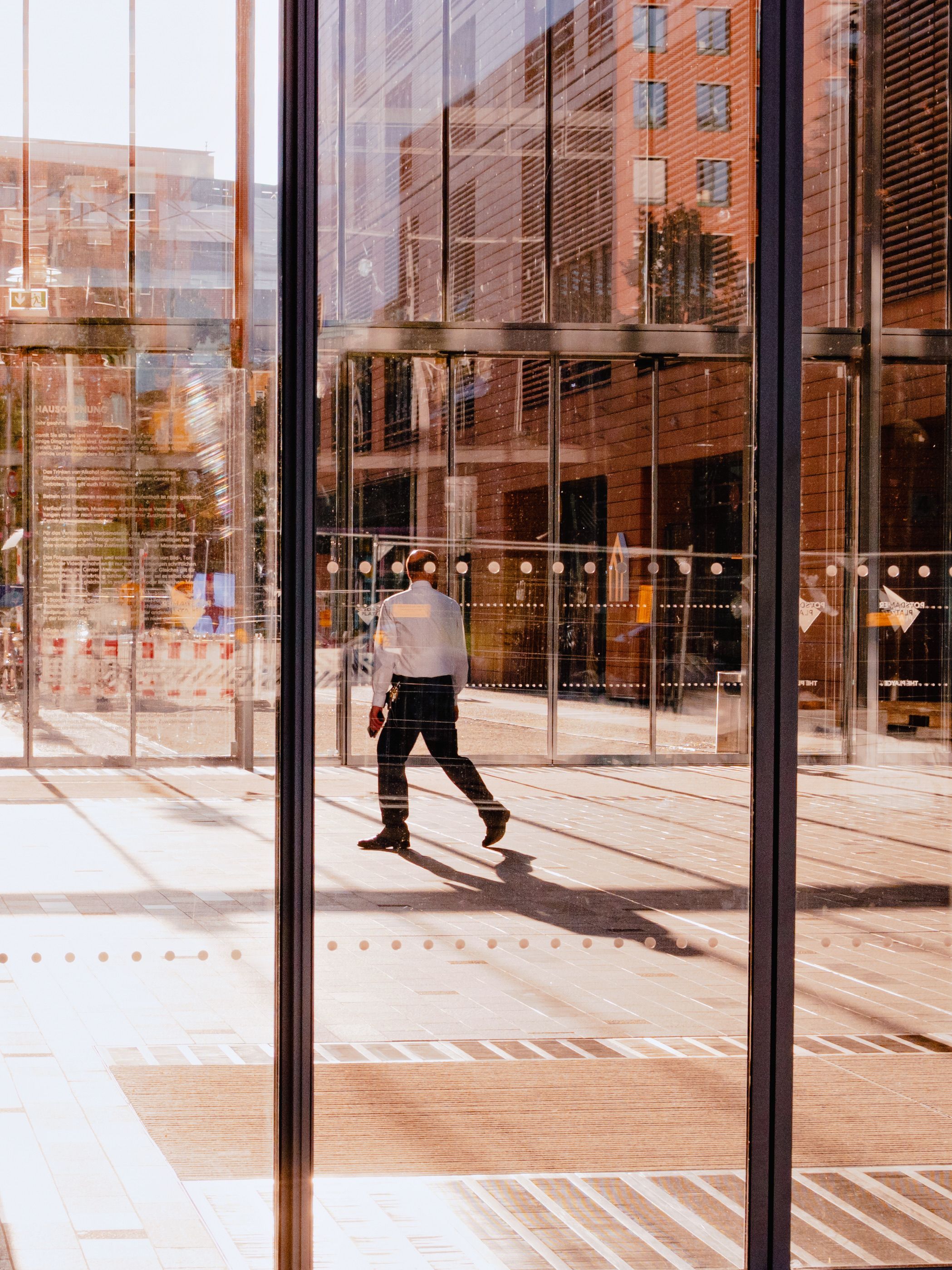 Hombre De Negocios Caminando A Través De Un Edificio De Cristal En ...