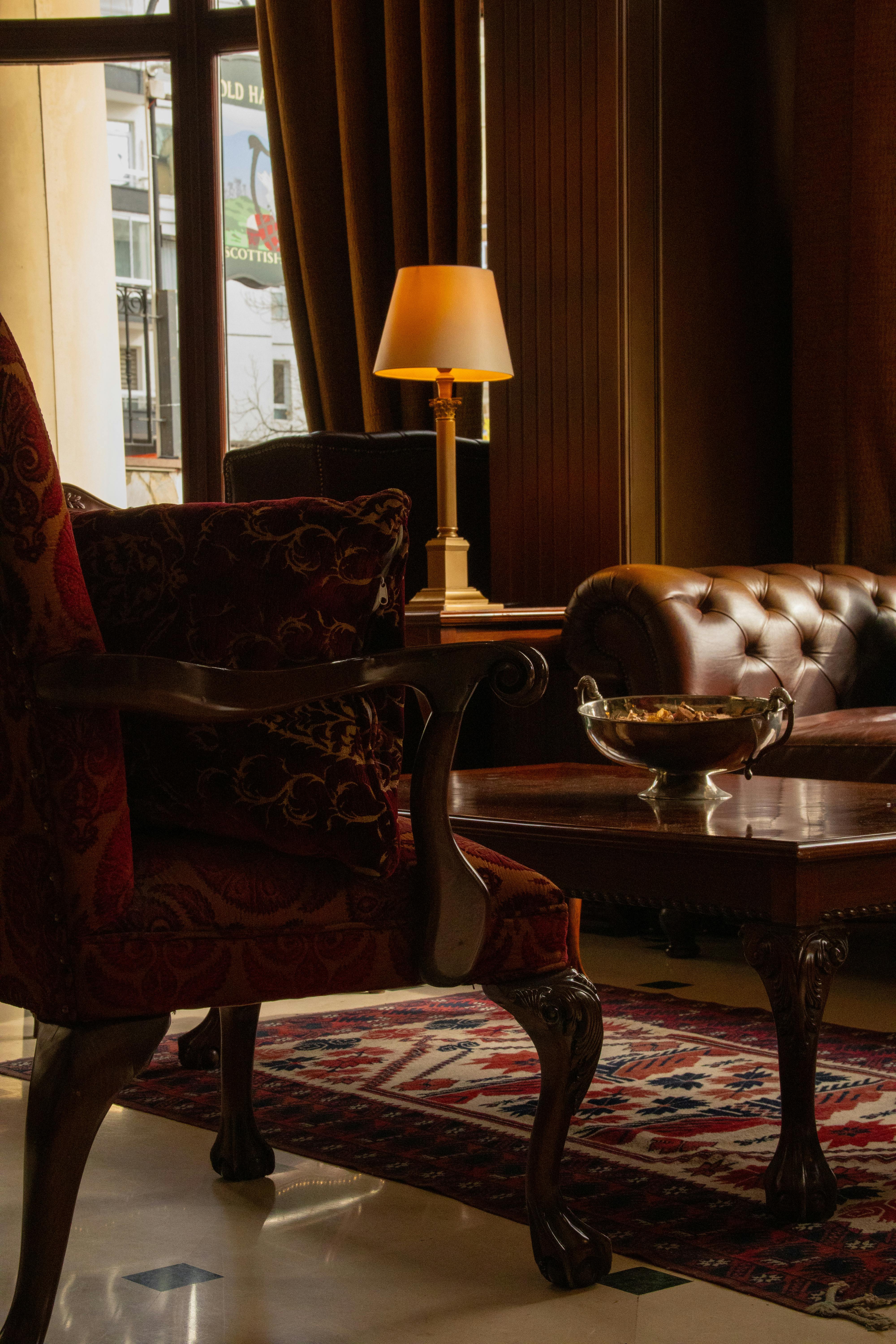 Elegant Vintage Lounge with Classic Furniture · Free Stock Photo