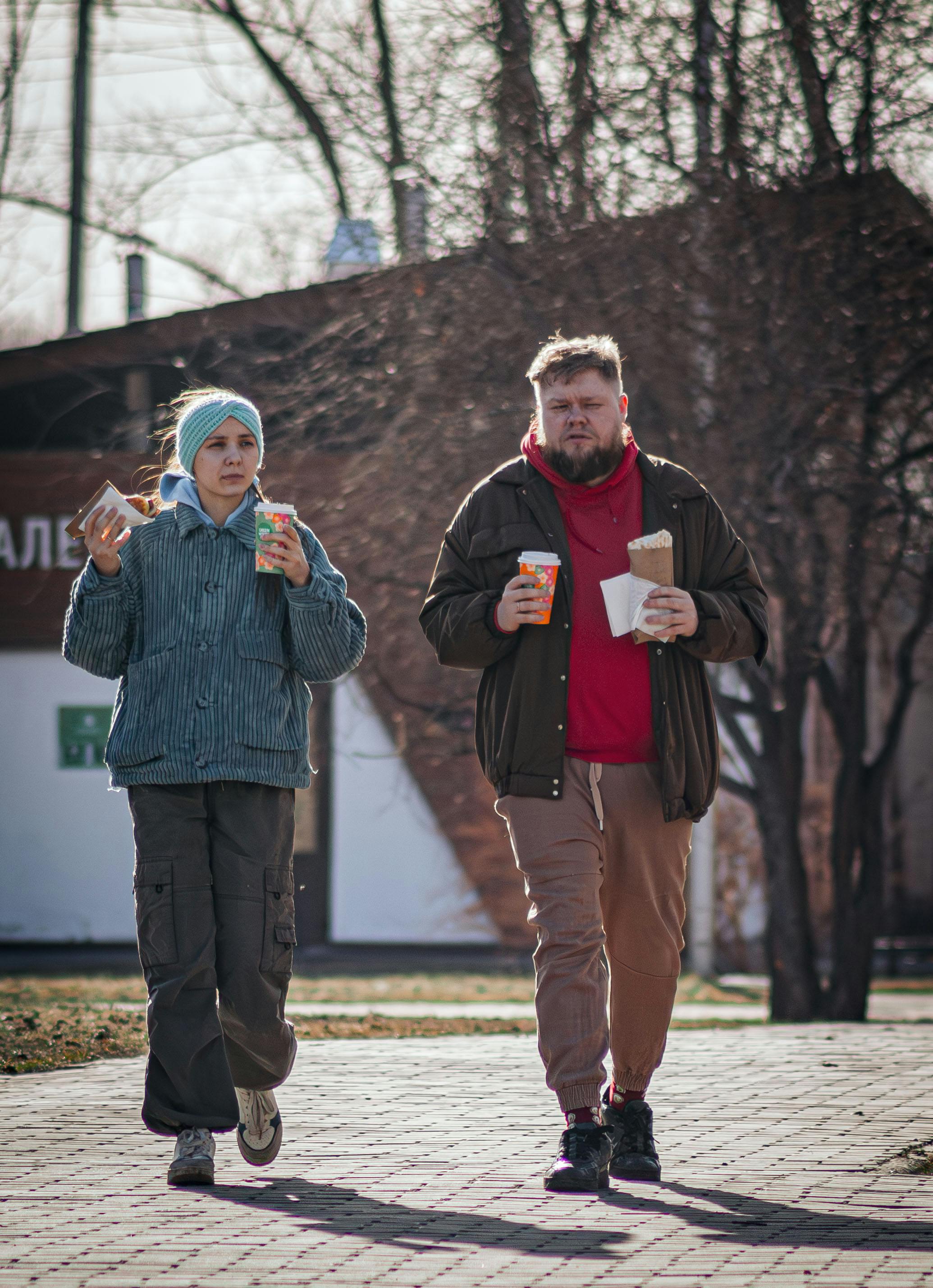 Casual Urban Stroll with Outdoor Food and Drinks · Free Stock Photo