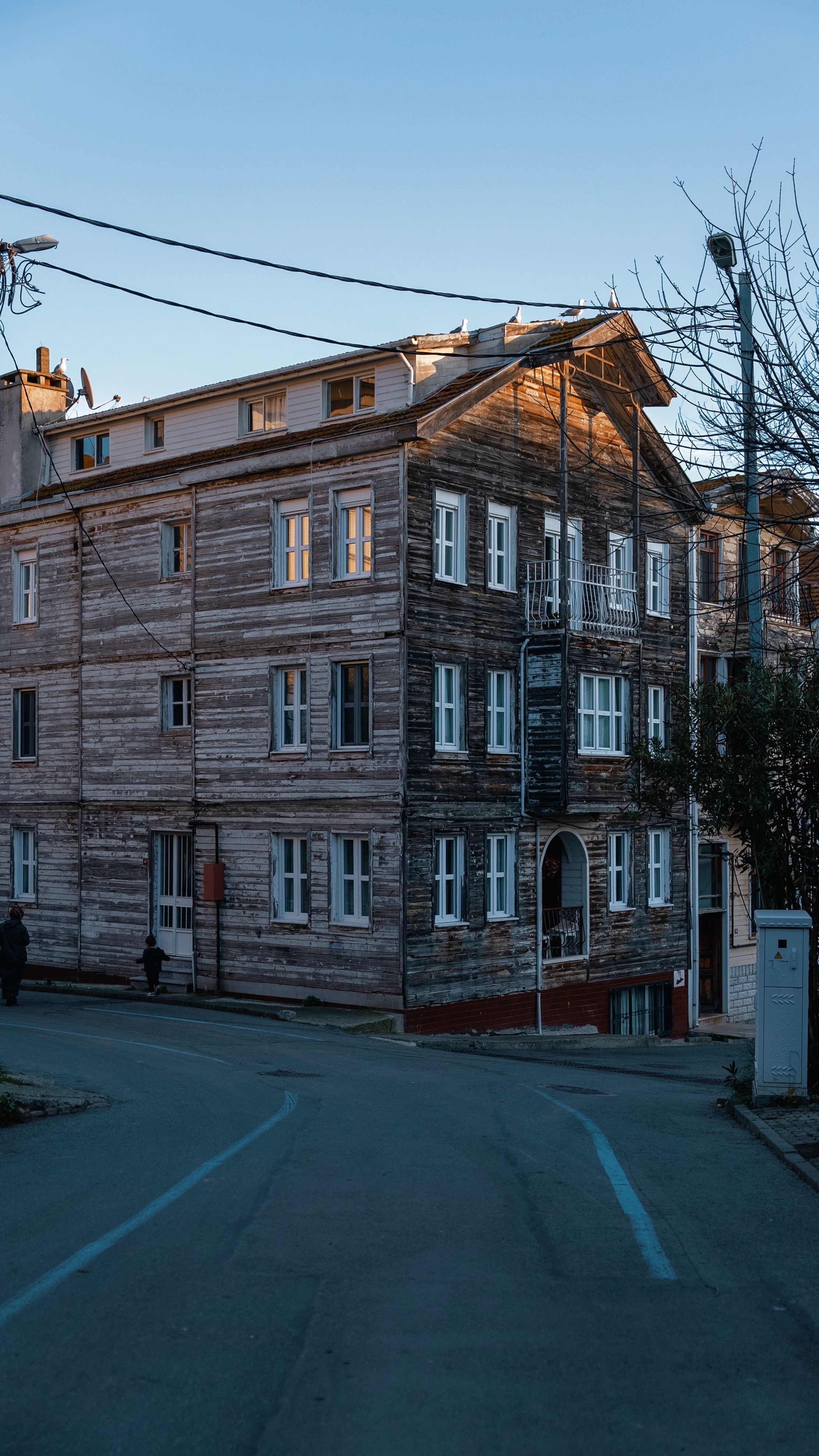 Rustic Wooden House in Urban Setting at Sunset · Free Stock Photo