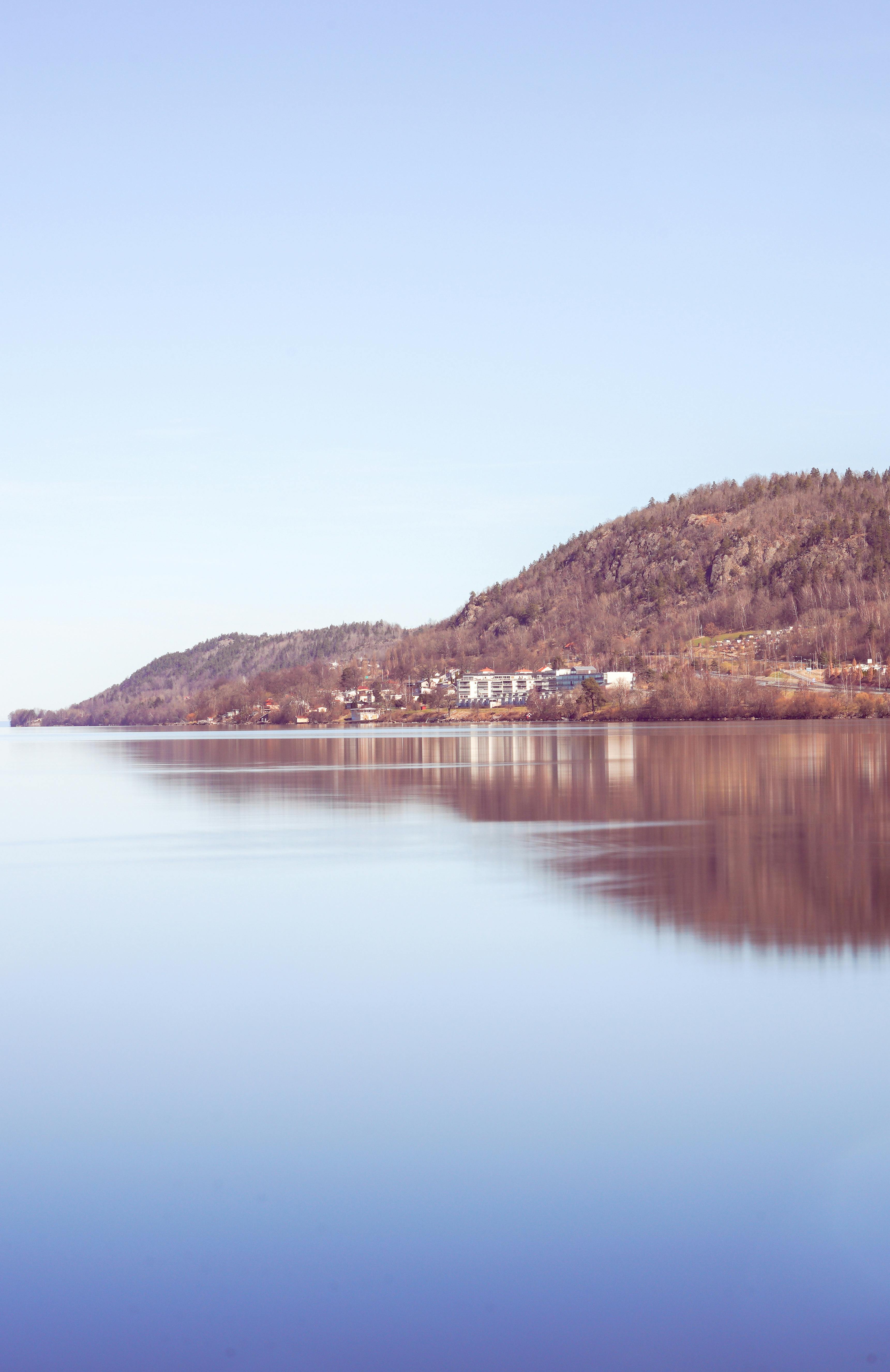 Tranquil Lake View with Mountain Reflection · Free Stock Photo