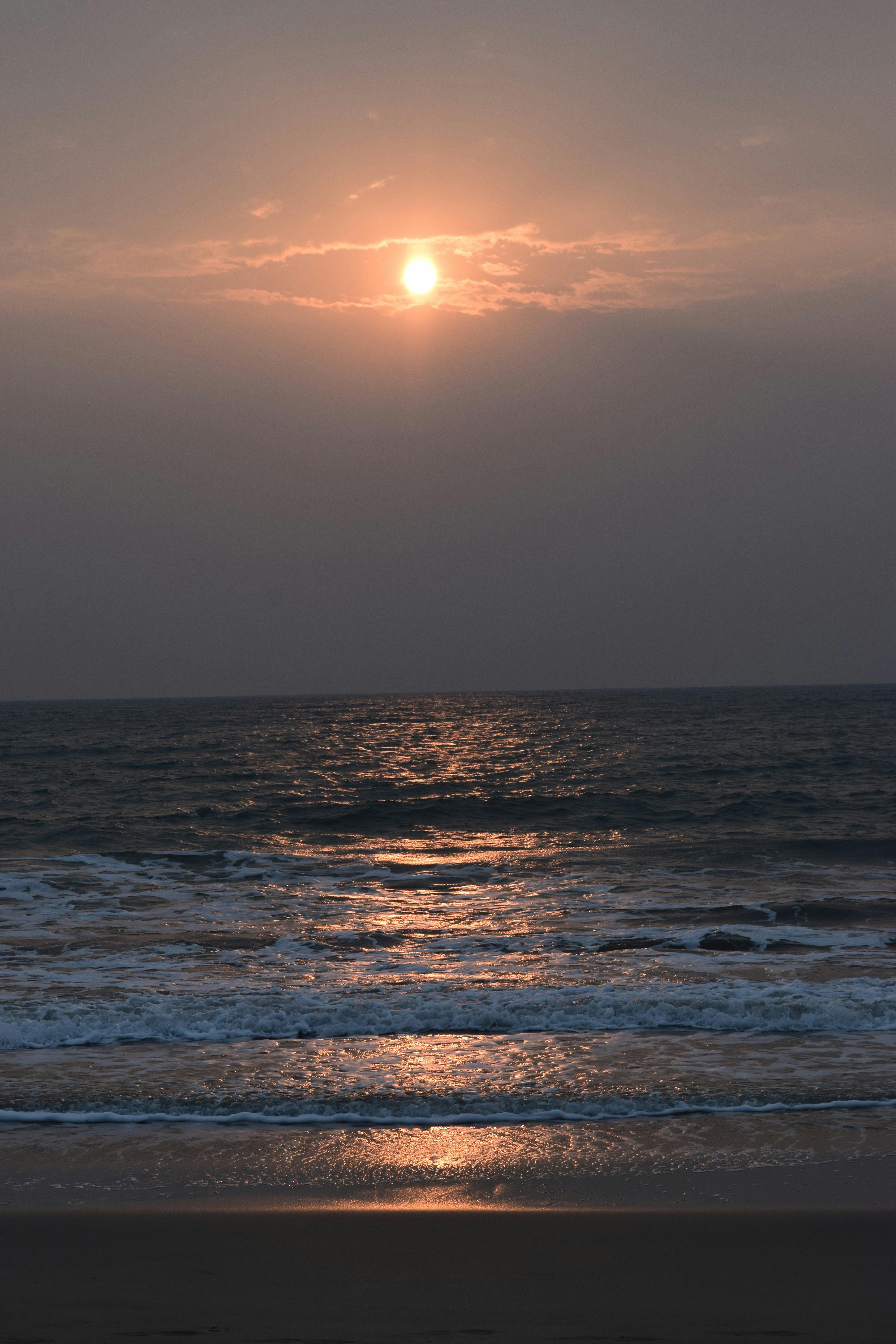 Sol Entre Nubes: Una Escena Sorprendente Y Rara · Foto de stock gratuita