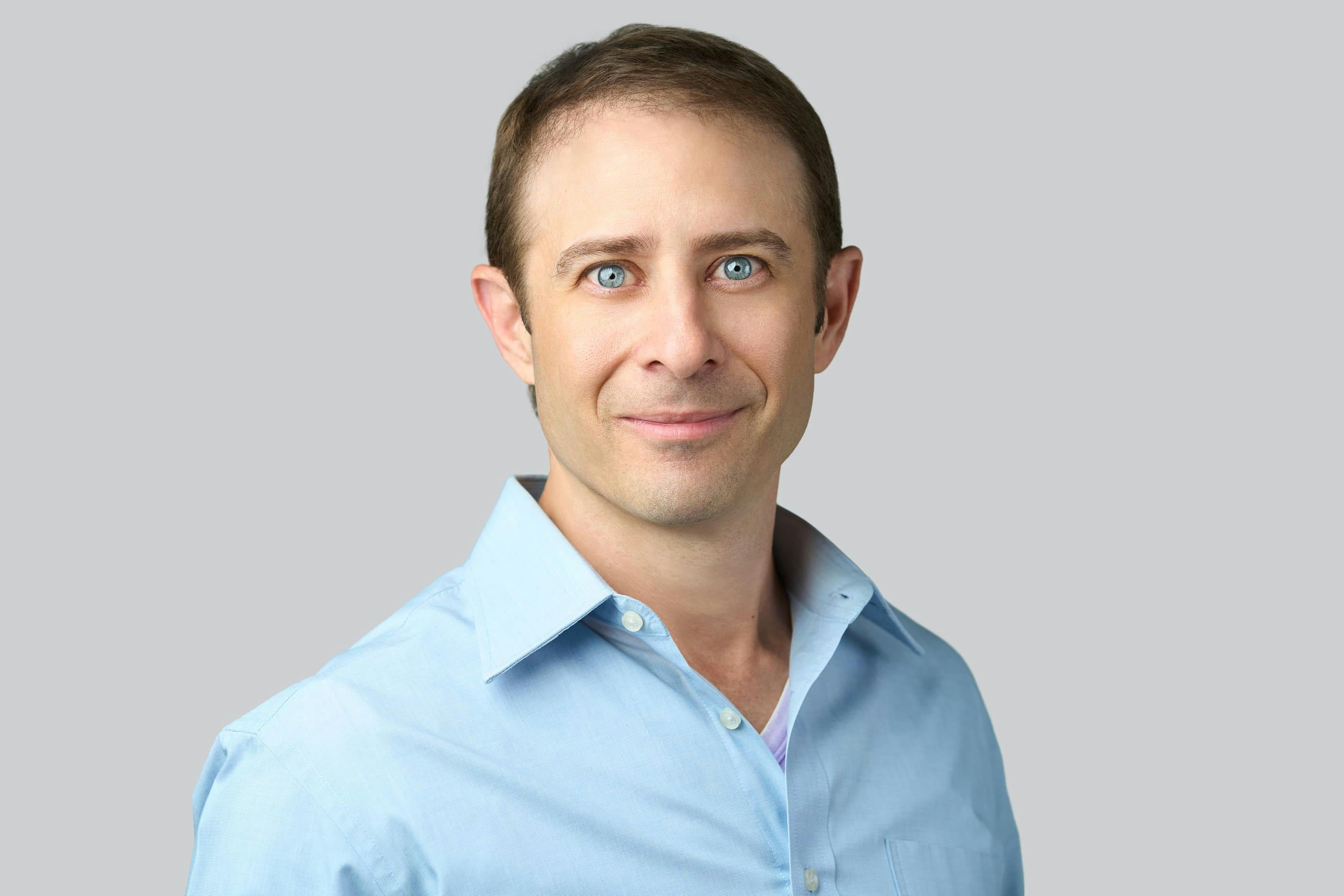 Person Grey Background Manic Photos, Download The BEST Free Person Grey ...