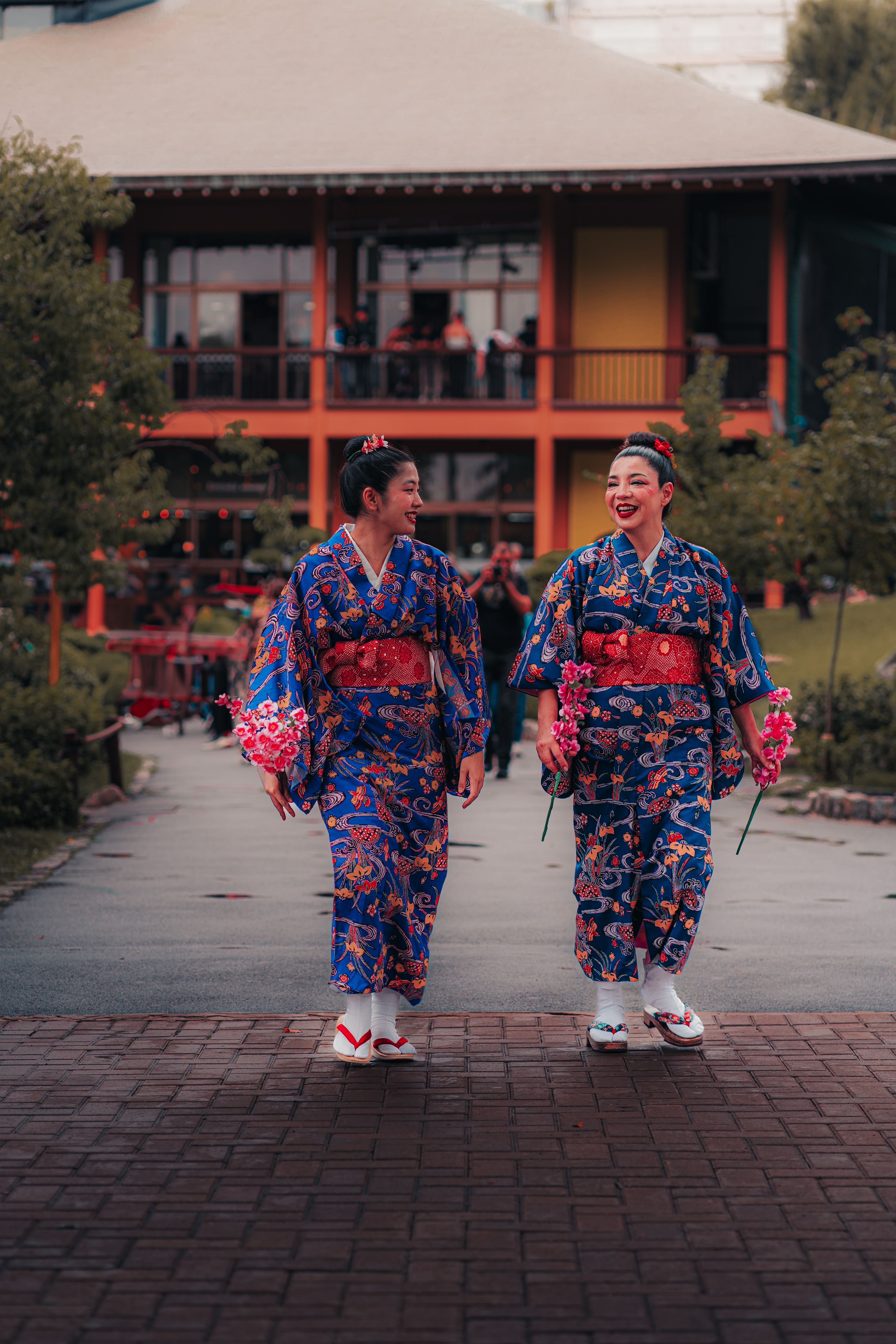 Mujeres Con Kimonos Tradicionales Sonriendo Al Aire Libre · Foto de ...