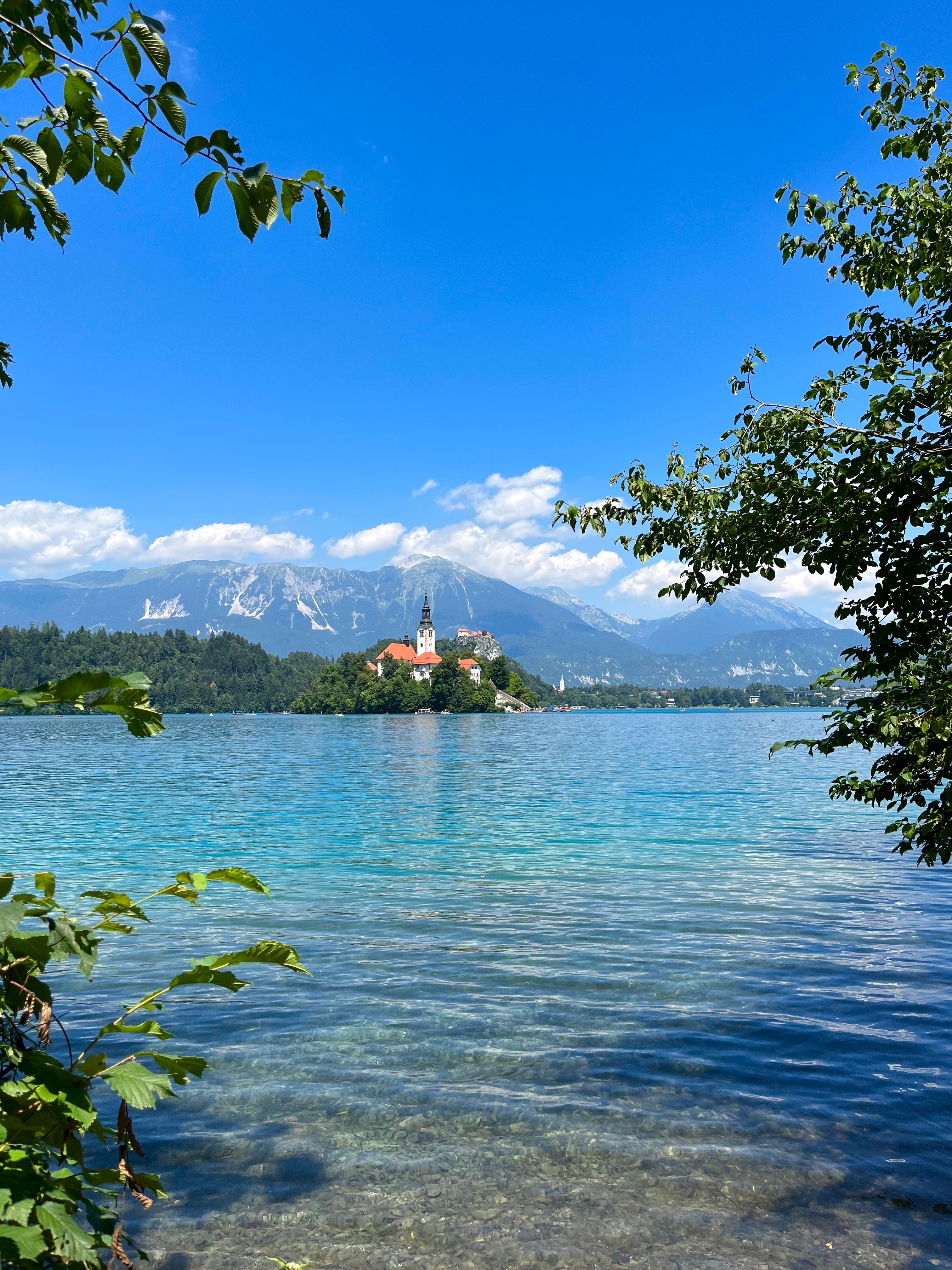 Vista Panorâmica Do Lago Bled Com Igreja E Montanhas · Foto ...
