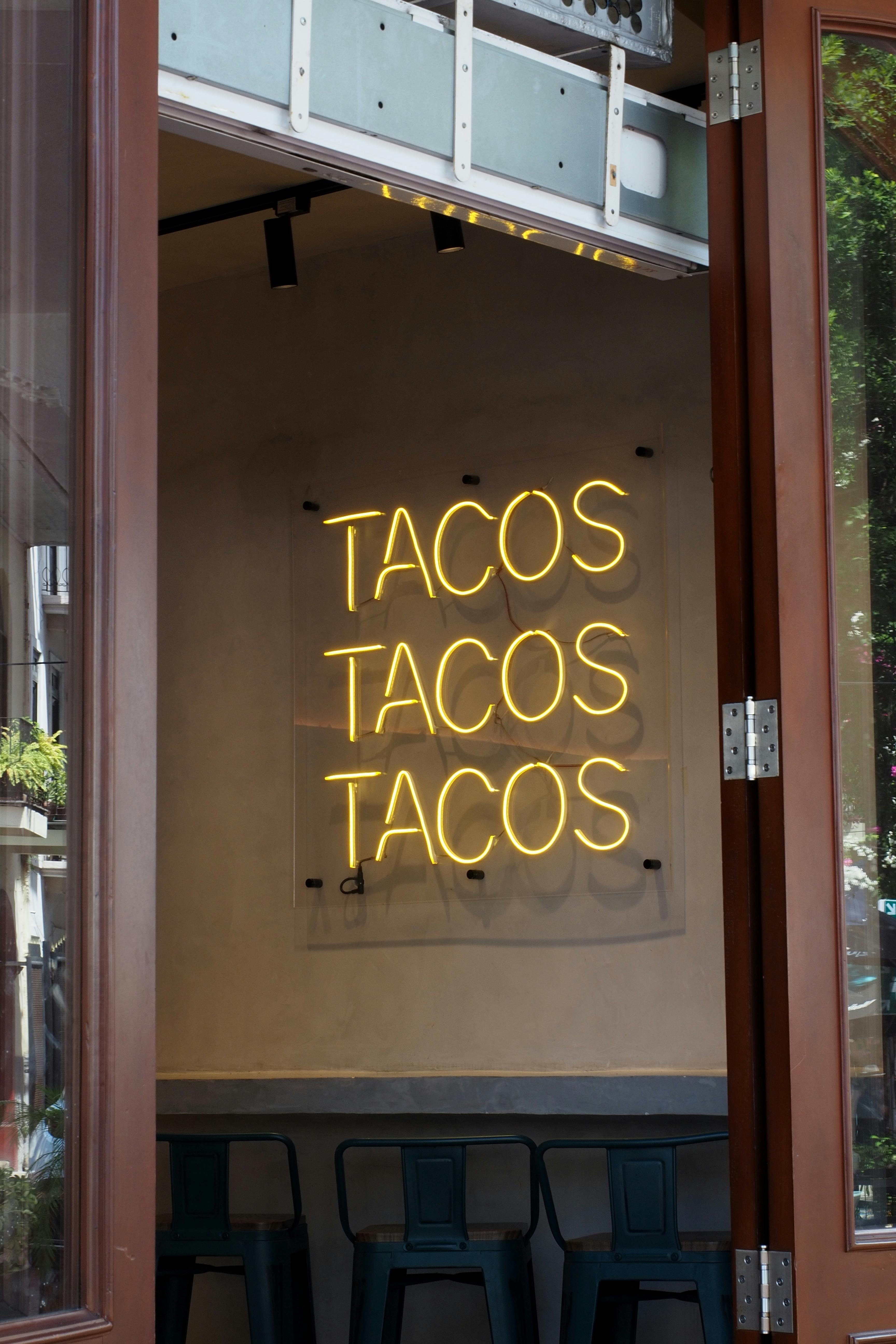 Letrero De Neón Vibrante De Tacos En Un Restaurante De Panamá · Foto de ...