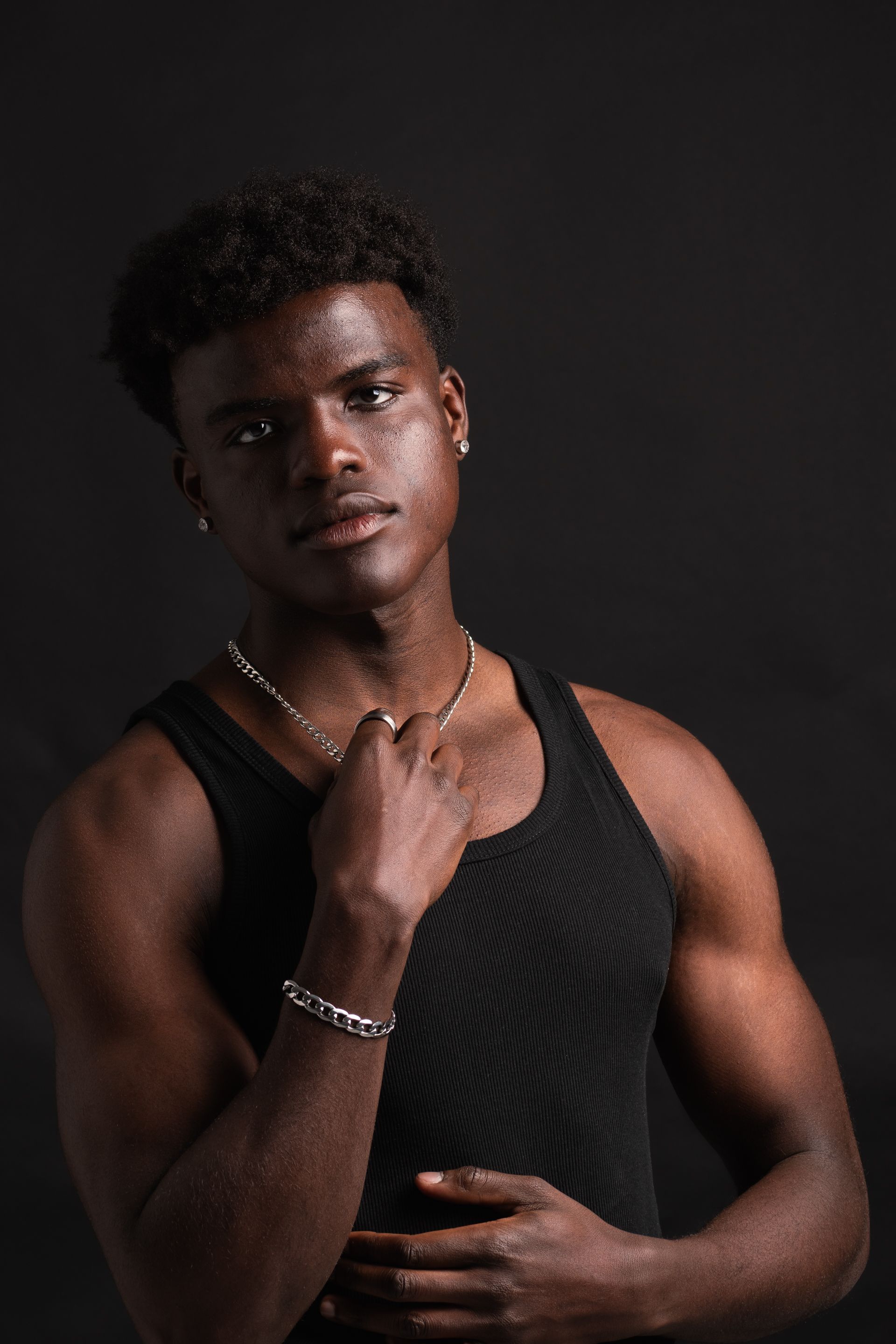 Retrato De Um Homem Forte Em Estúdio · Foto profissional gratuita