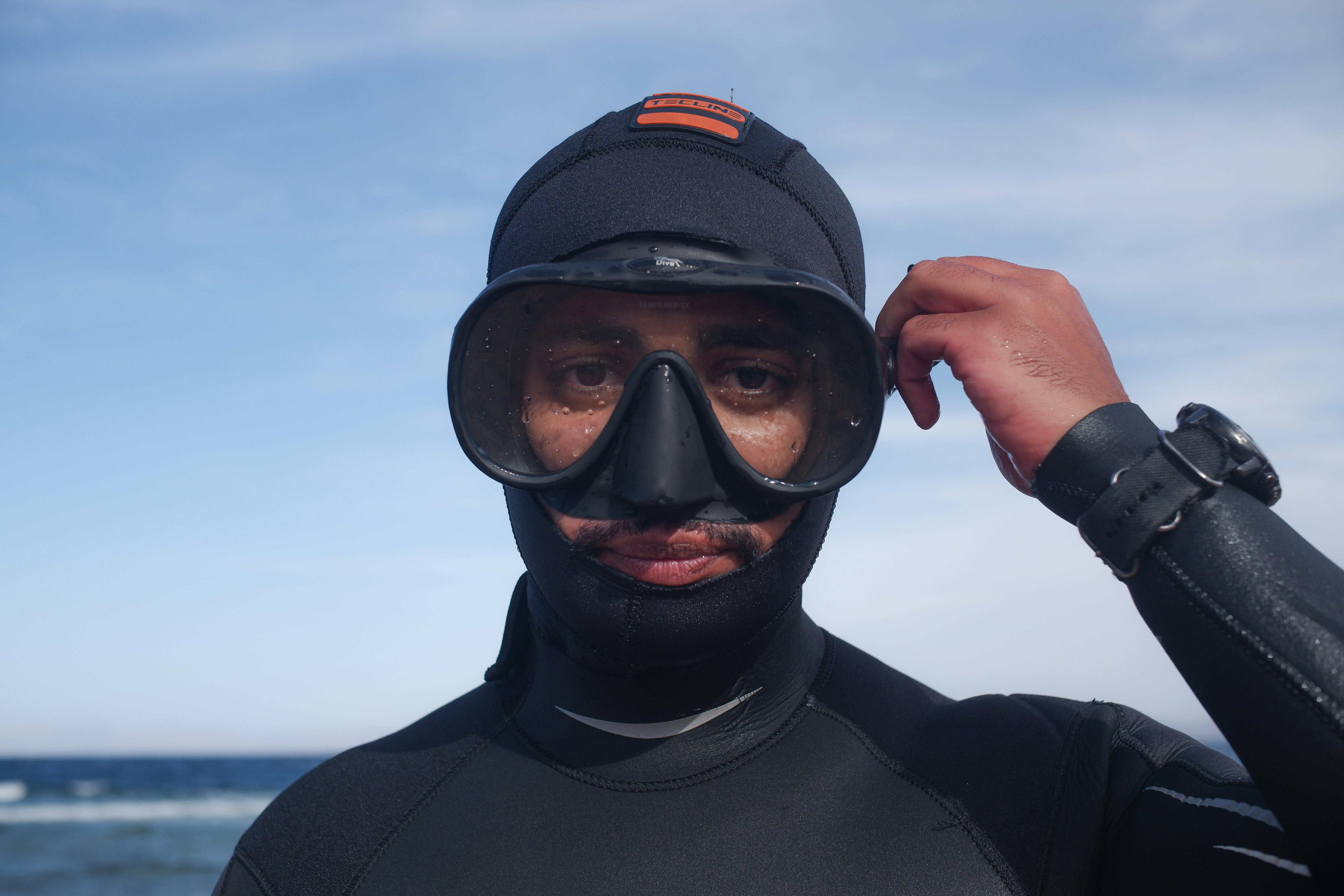 Diver Preparing for Underwater Adventure · Free Stock Photo