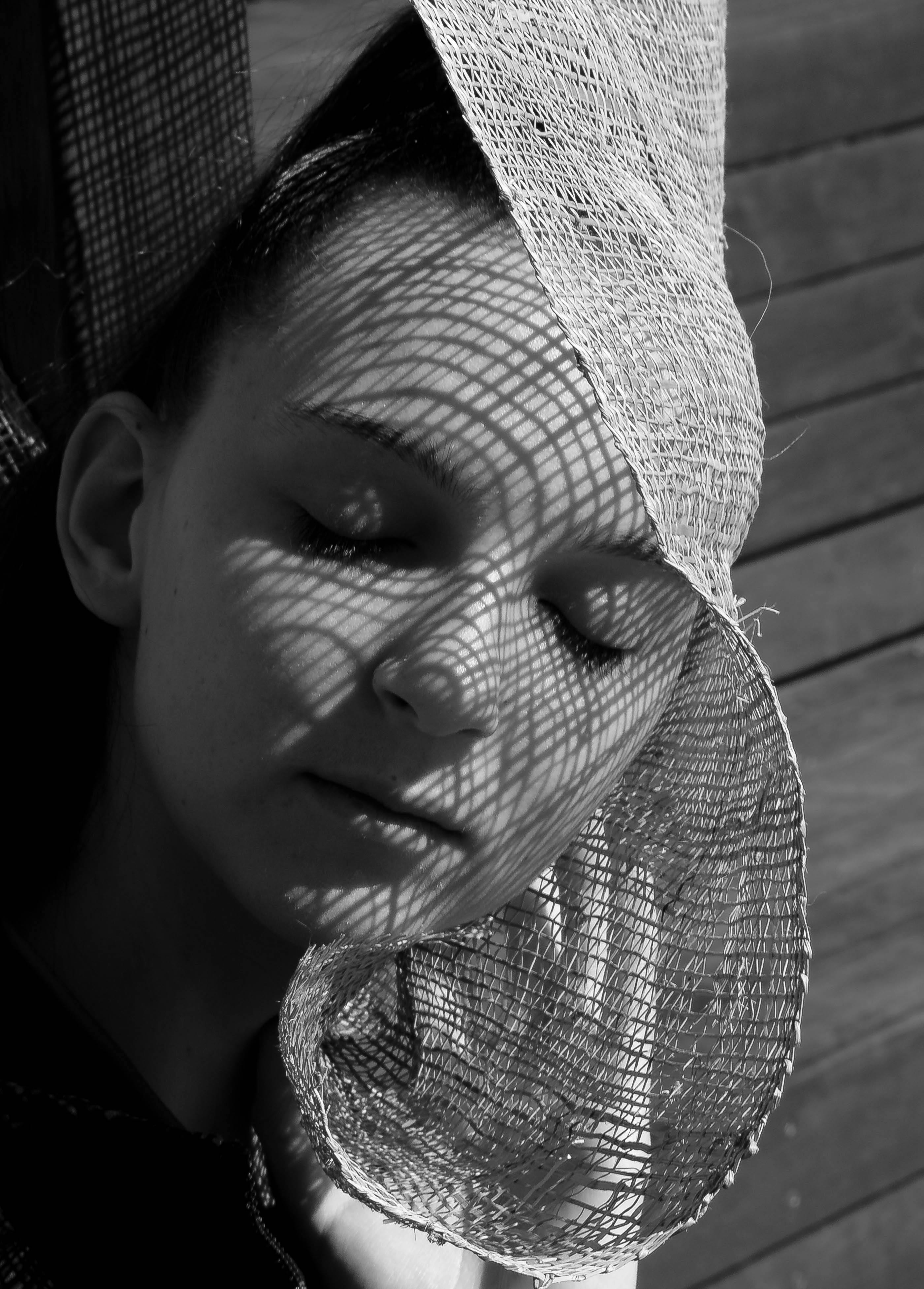 Foto Retrato De Mujer Cerrando Los Ojos · Foto De Stock Gratuita
