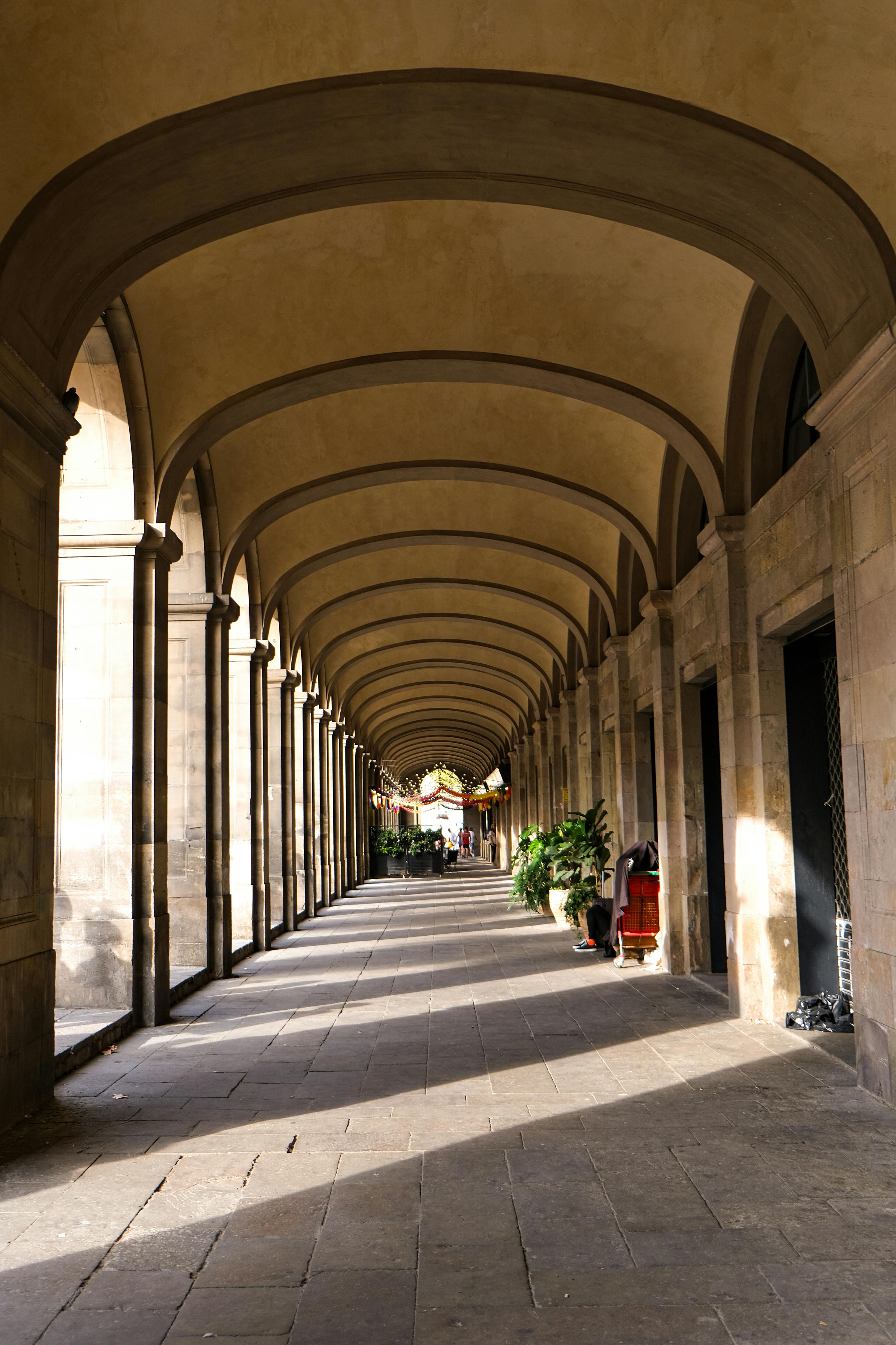 Sunlit Arched Walkway in Barcelona's Gothic Quarter · Free Stock Photo