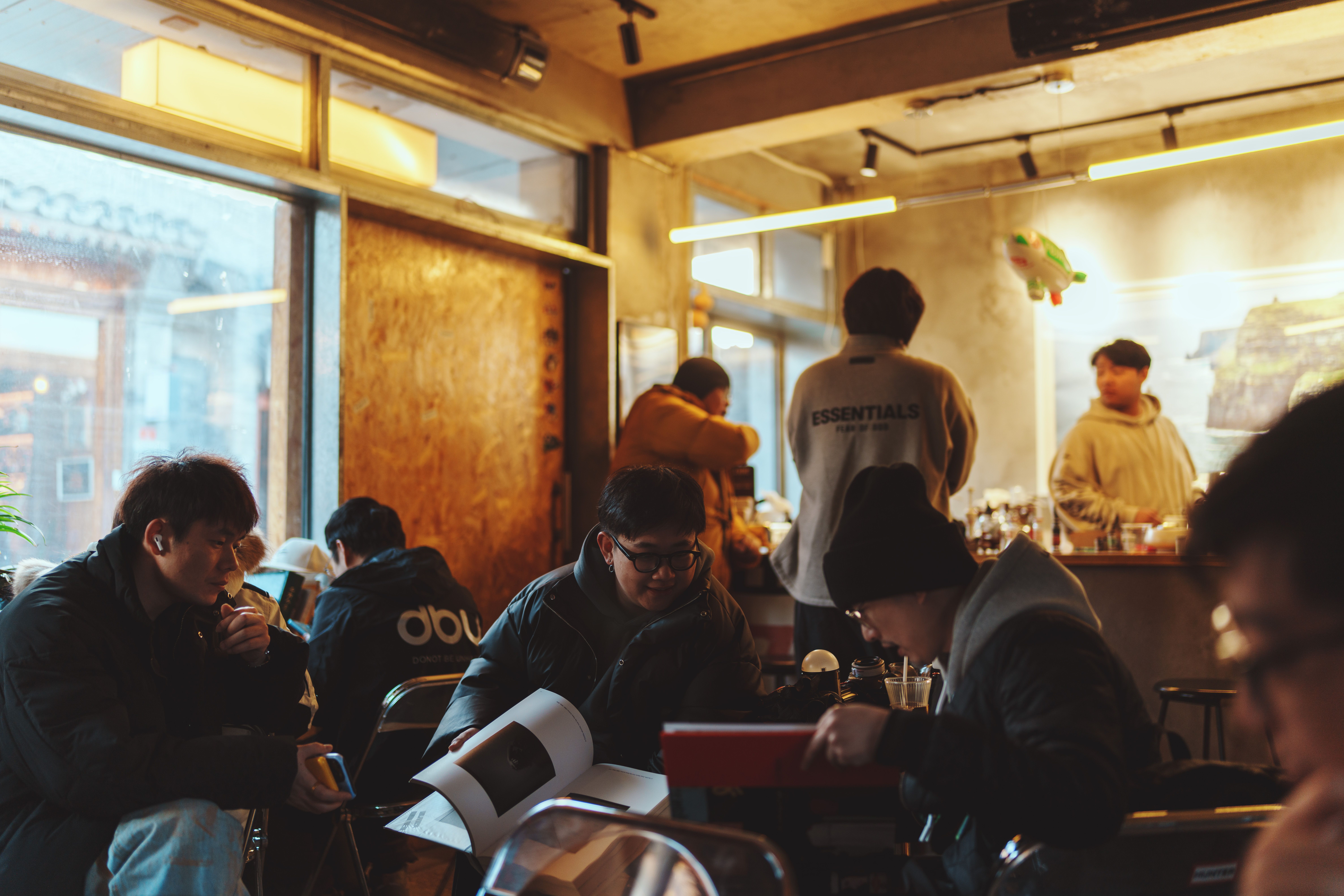 Cozy Cafe Gathering with Friends and Books · Free Stock Photo