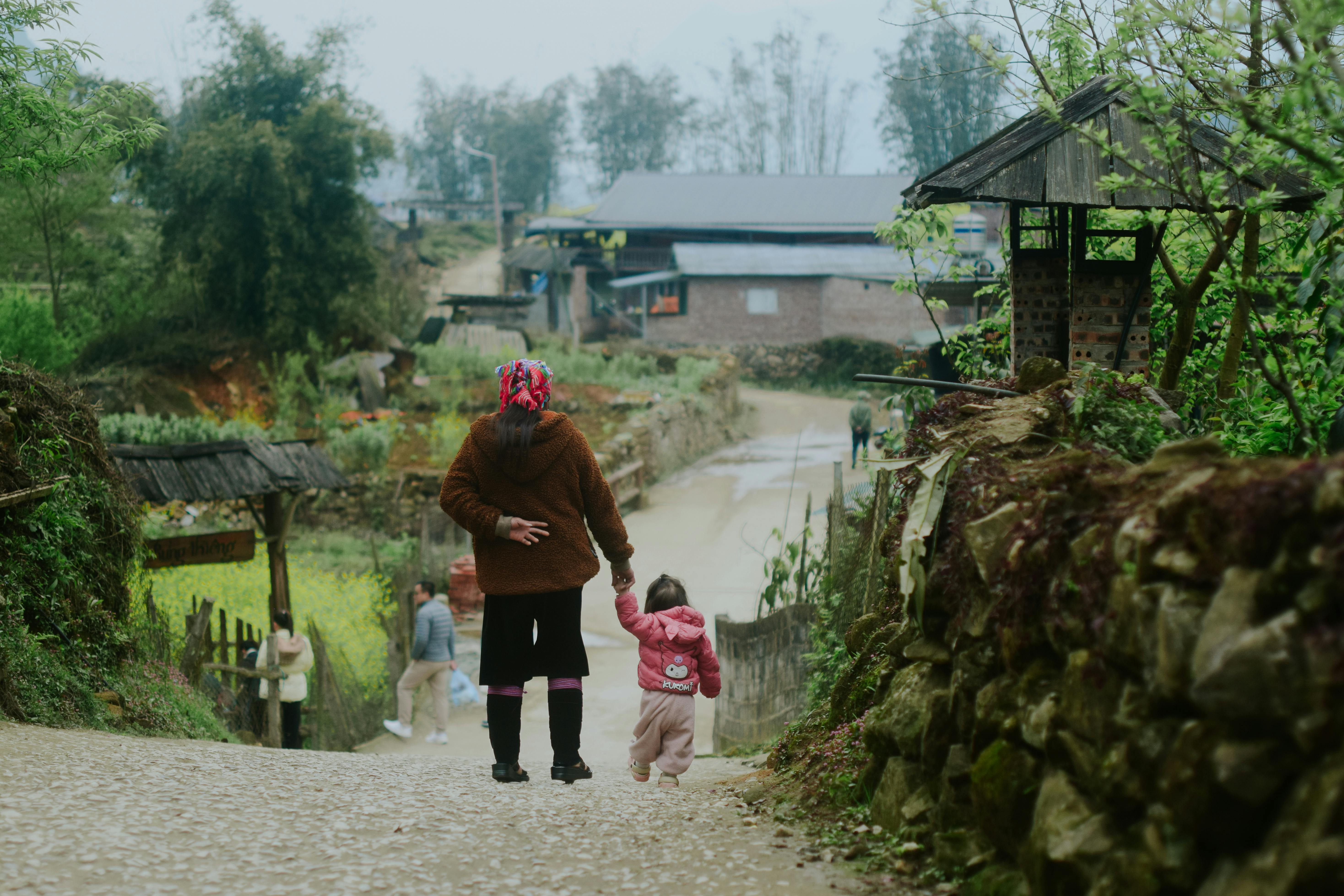 Madre E Hijo Paseando Por Un Pueblo Rural · Foto de stock gratuita