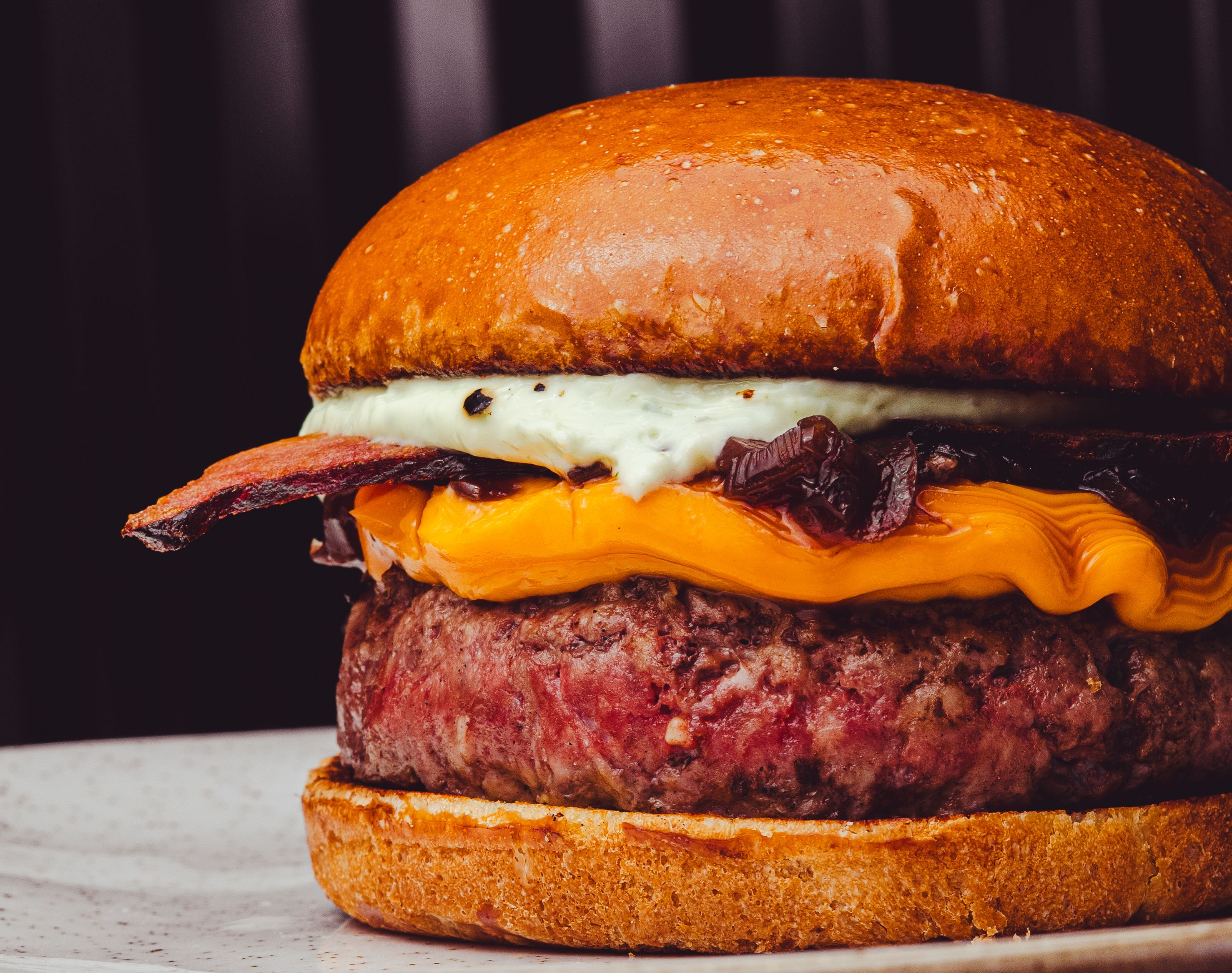 Close-up of Gourmet Cheeseburger with Bacon · Free Stock Photo