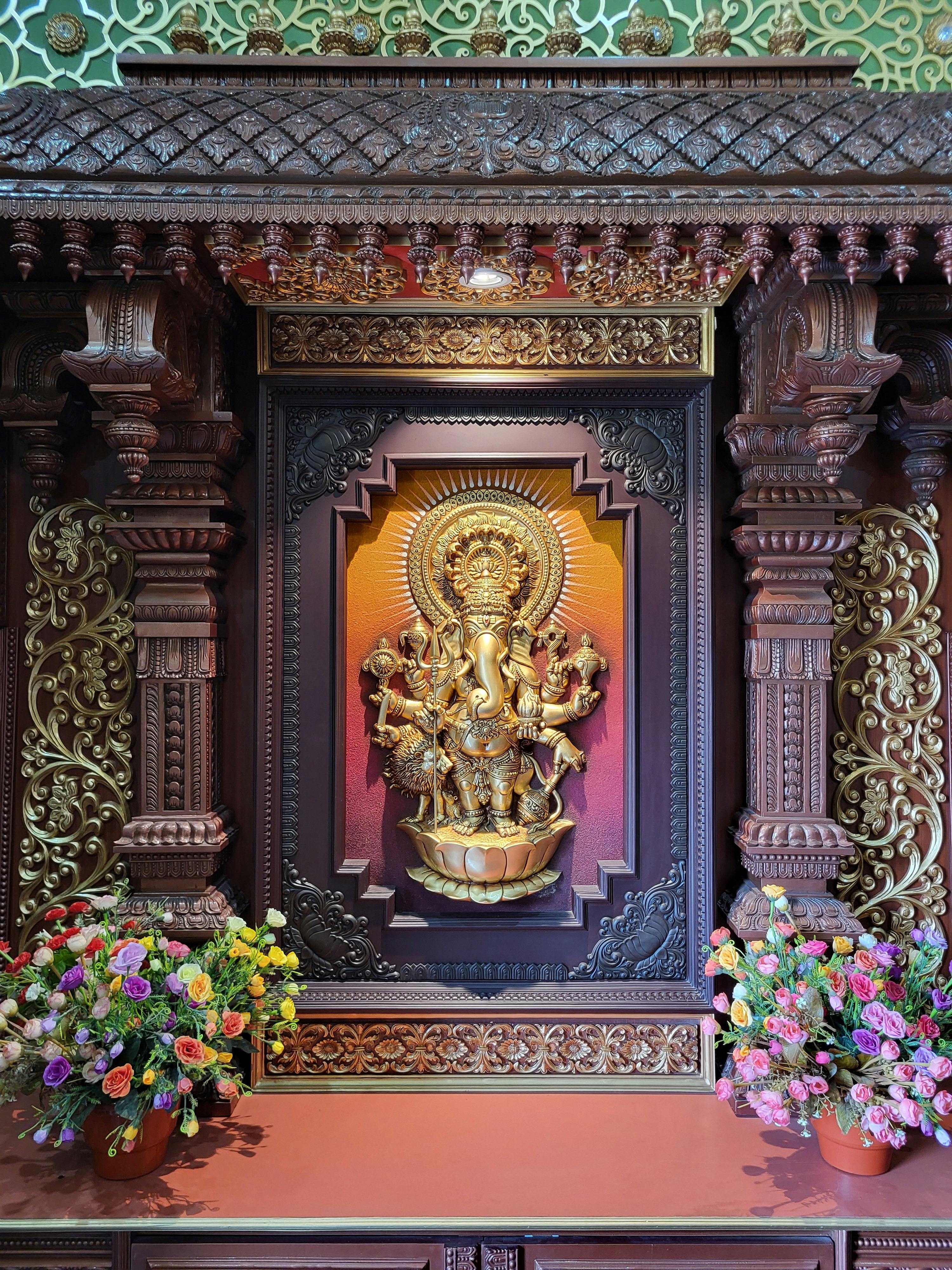 Intricate Wooden Temple with Deity Sculpture · Foto de stock gratuita