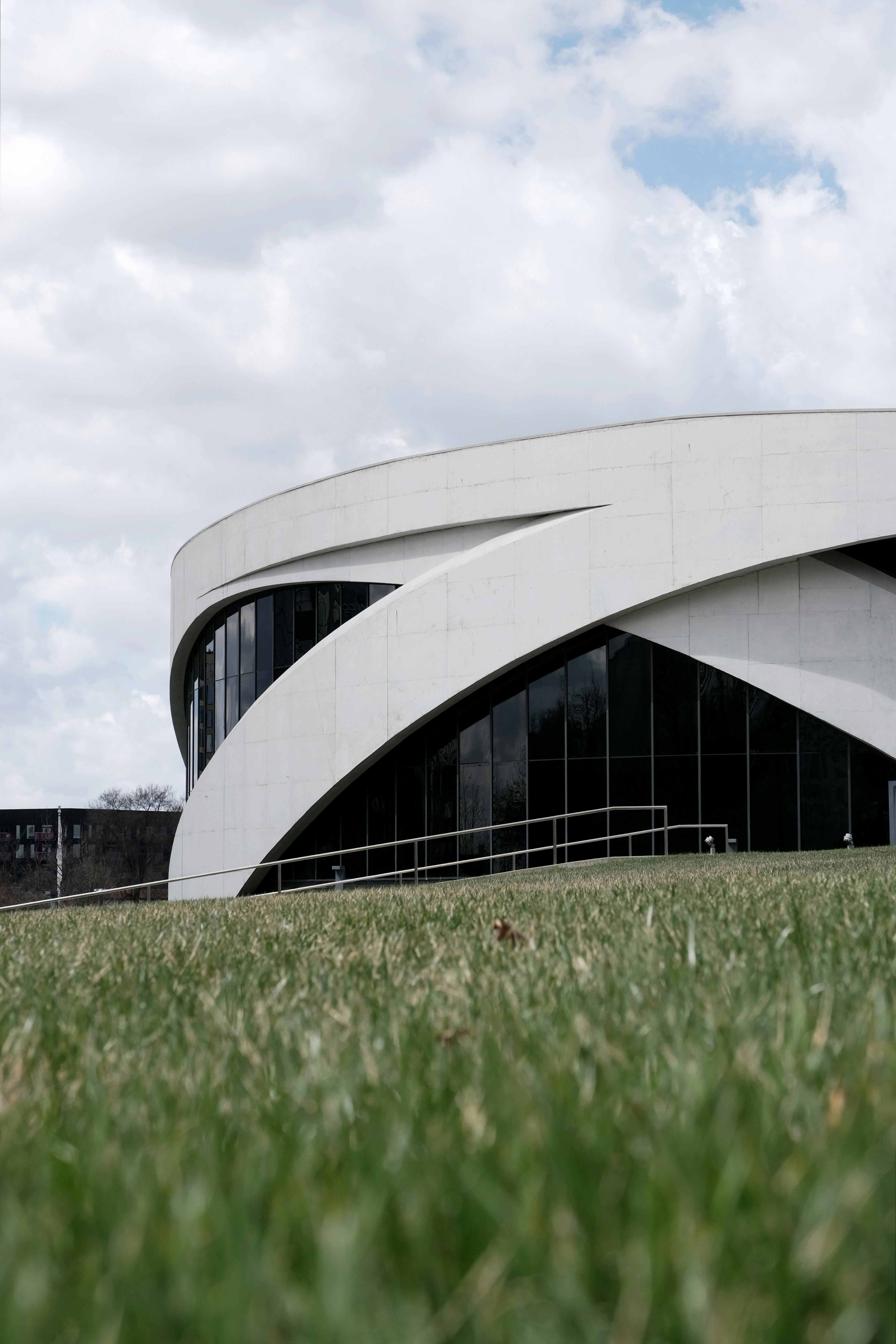 Modern Architectural Building with Curved Design · Free Stock Photo