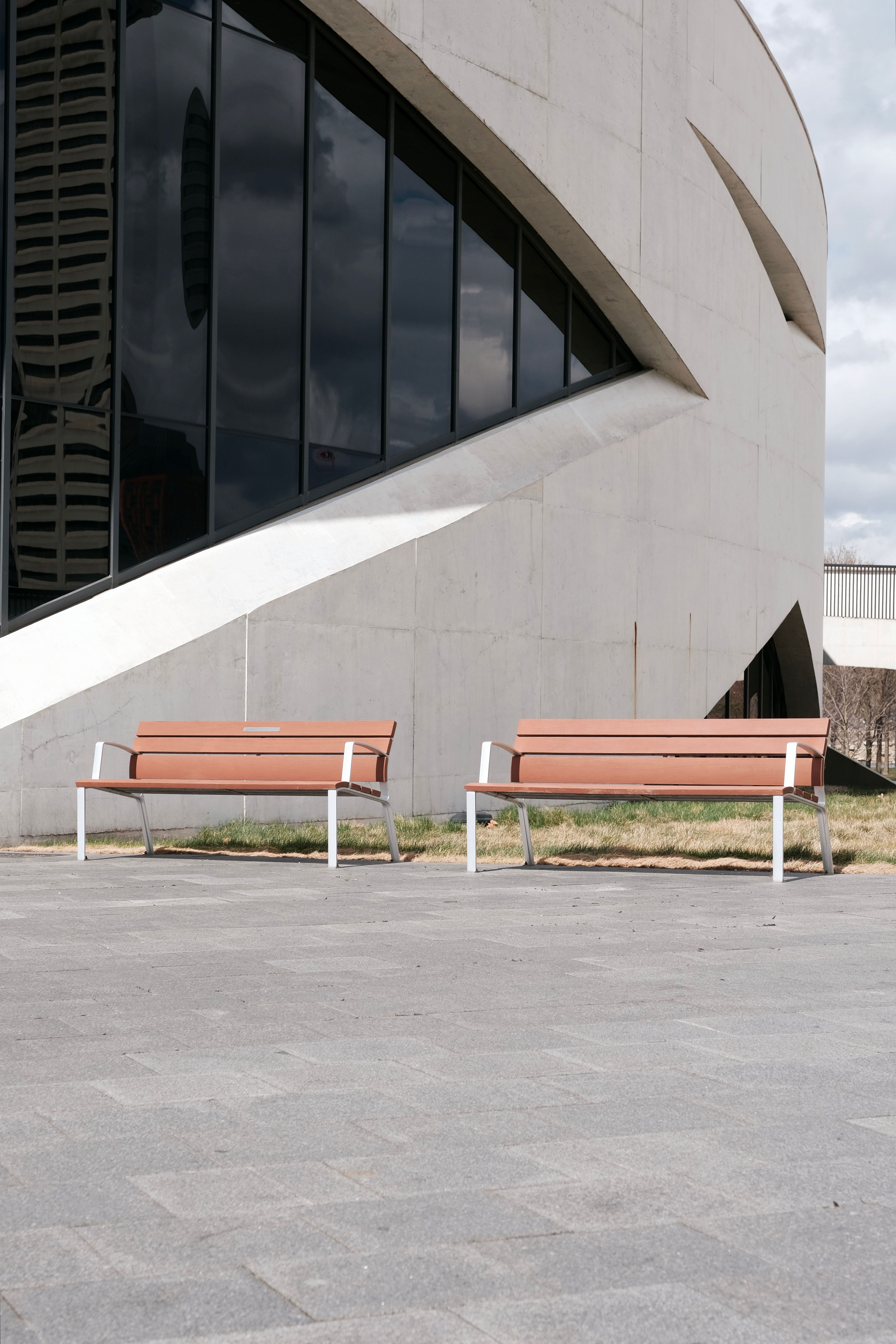 Fachada Arquitectónica Moderna Con Bancos En Un Entorno Urbano · Foto ...