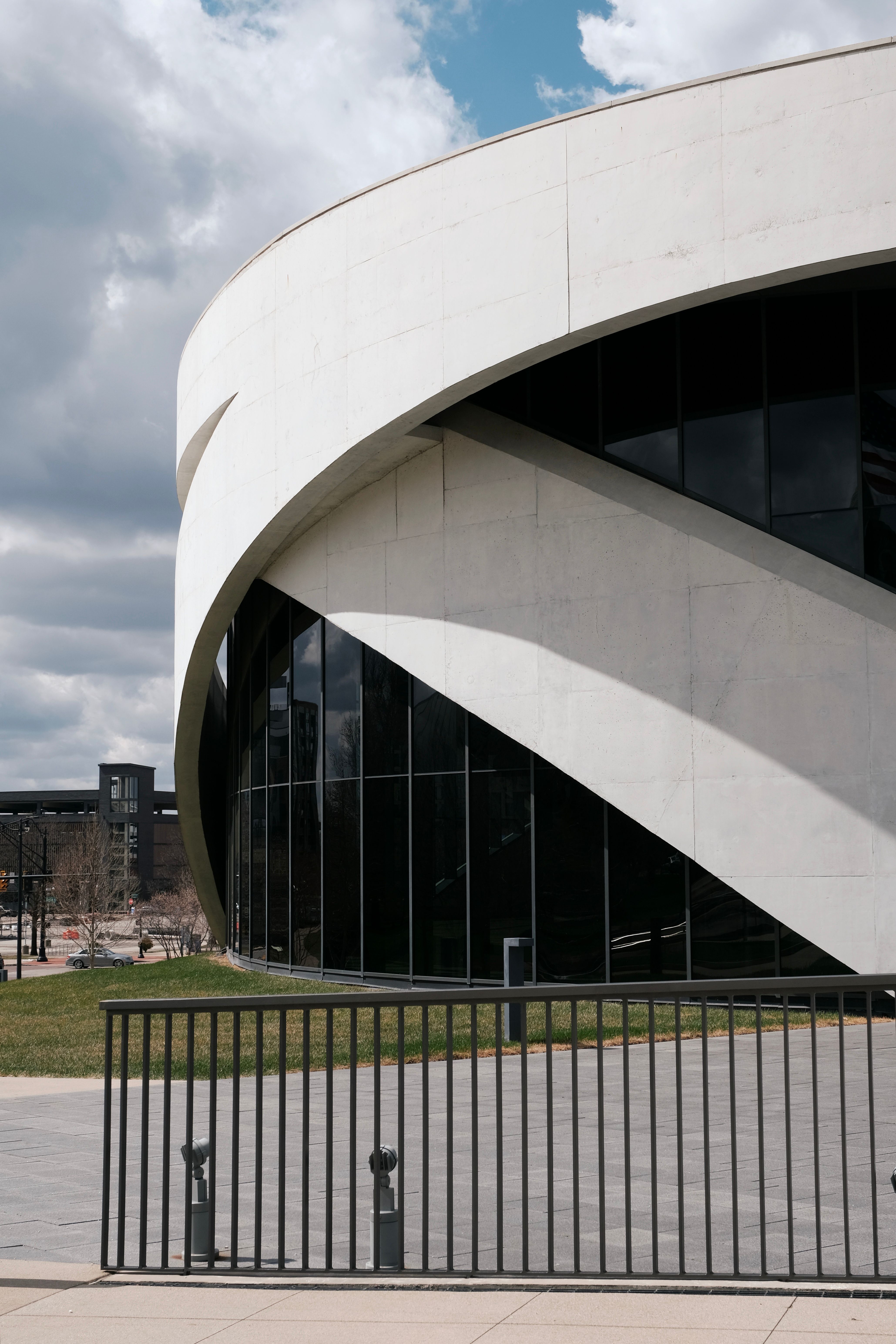Modern Architectural Building with Curved Design · Free Stock Photo