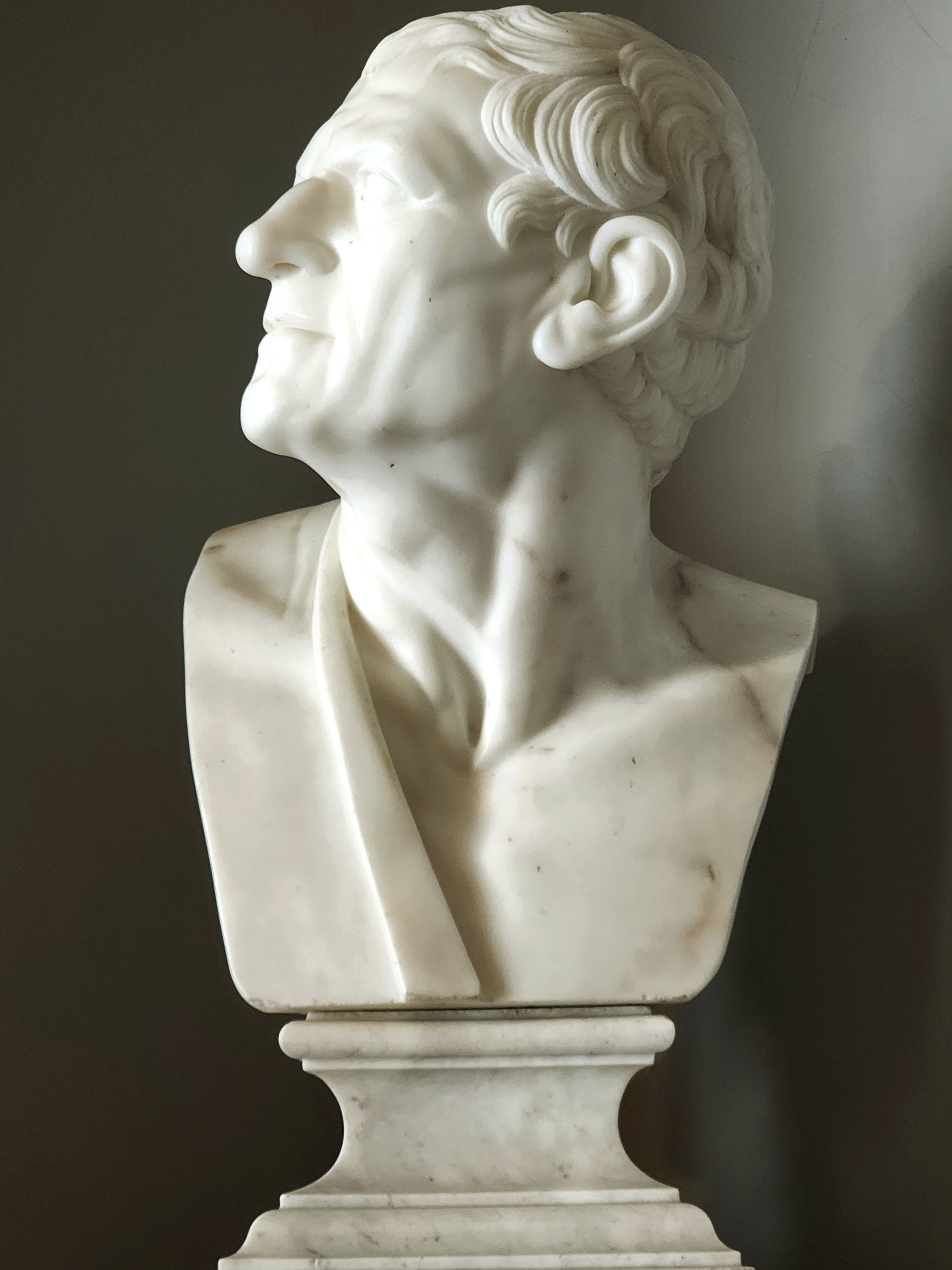Busto De Mármore Clássico De Filósofo Antigo · Foto profissional gratuita