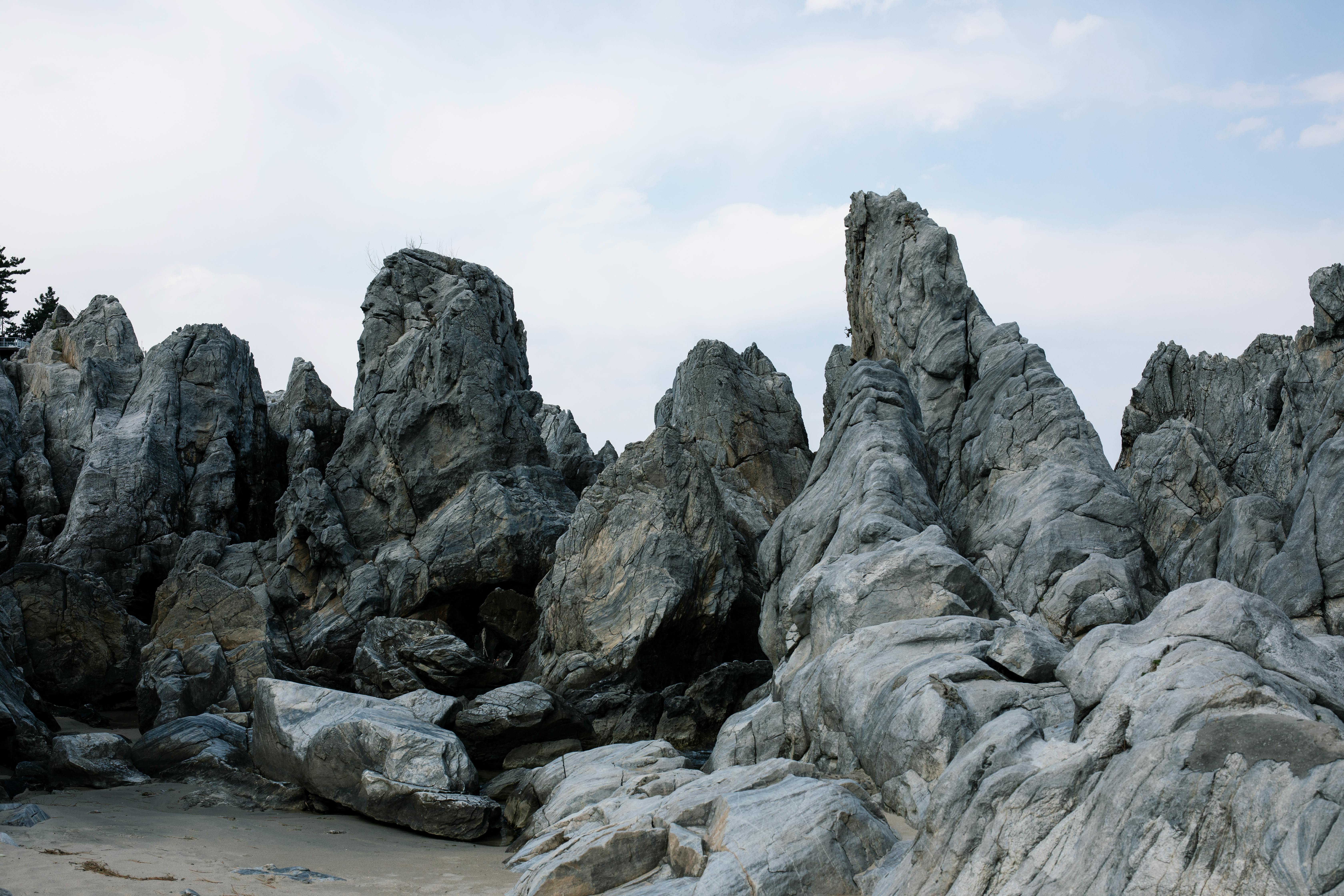 Dramatic Rocky Landscape with Jagged Peaks · Free Stock Photo