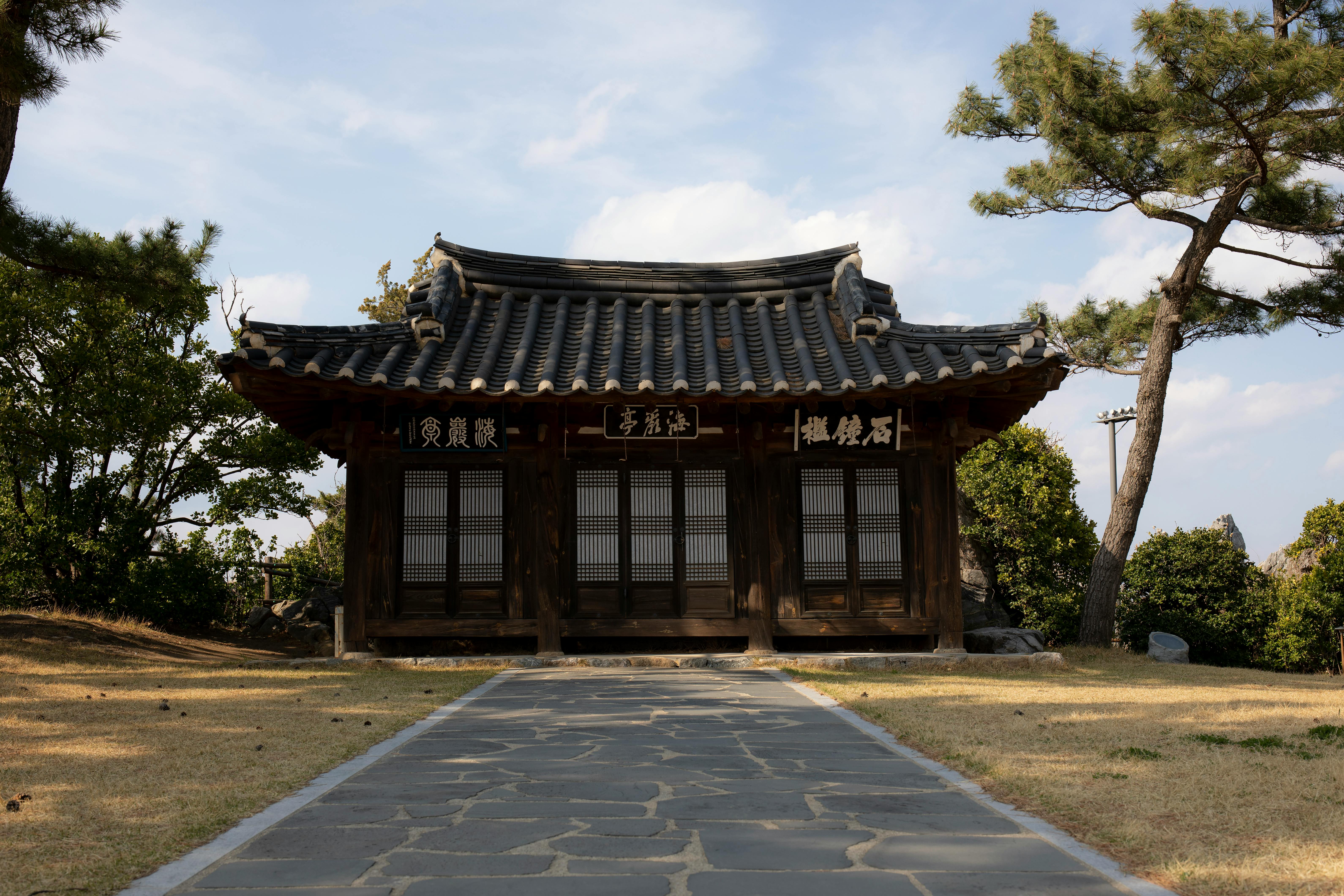 Traditional Korean Hanok with Scenic Garden · Free Stock Photo