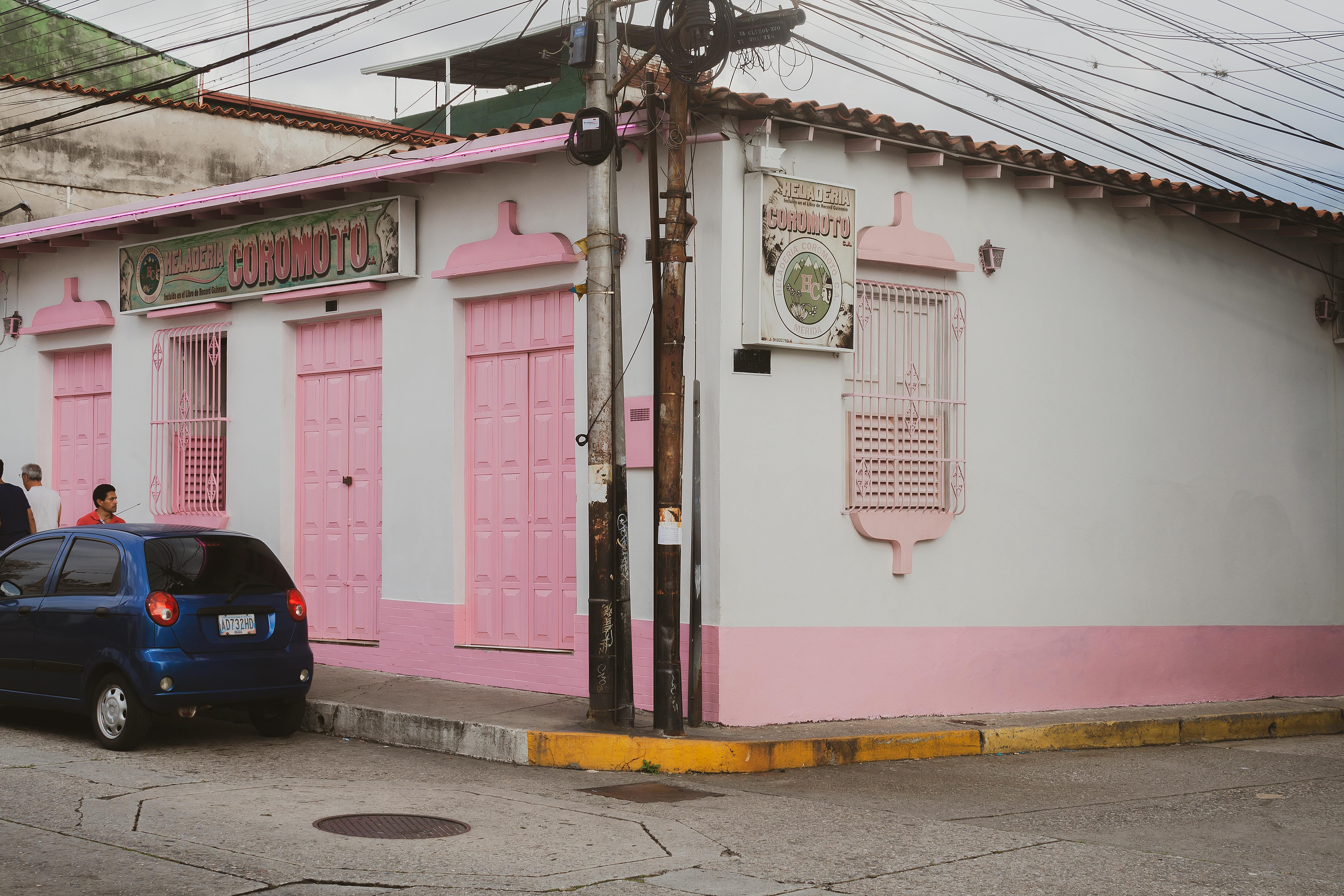 Charming Pink Facade on Mérida Street Corner · Free Stock Photo