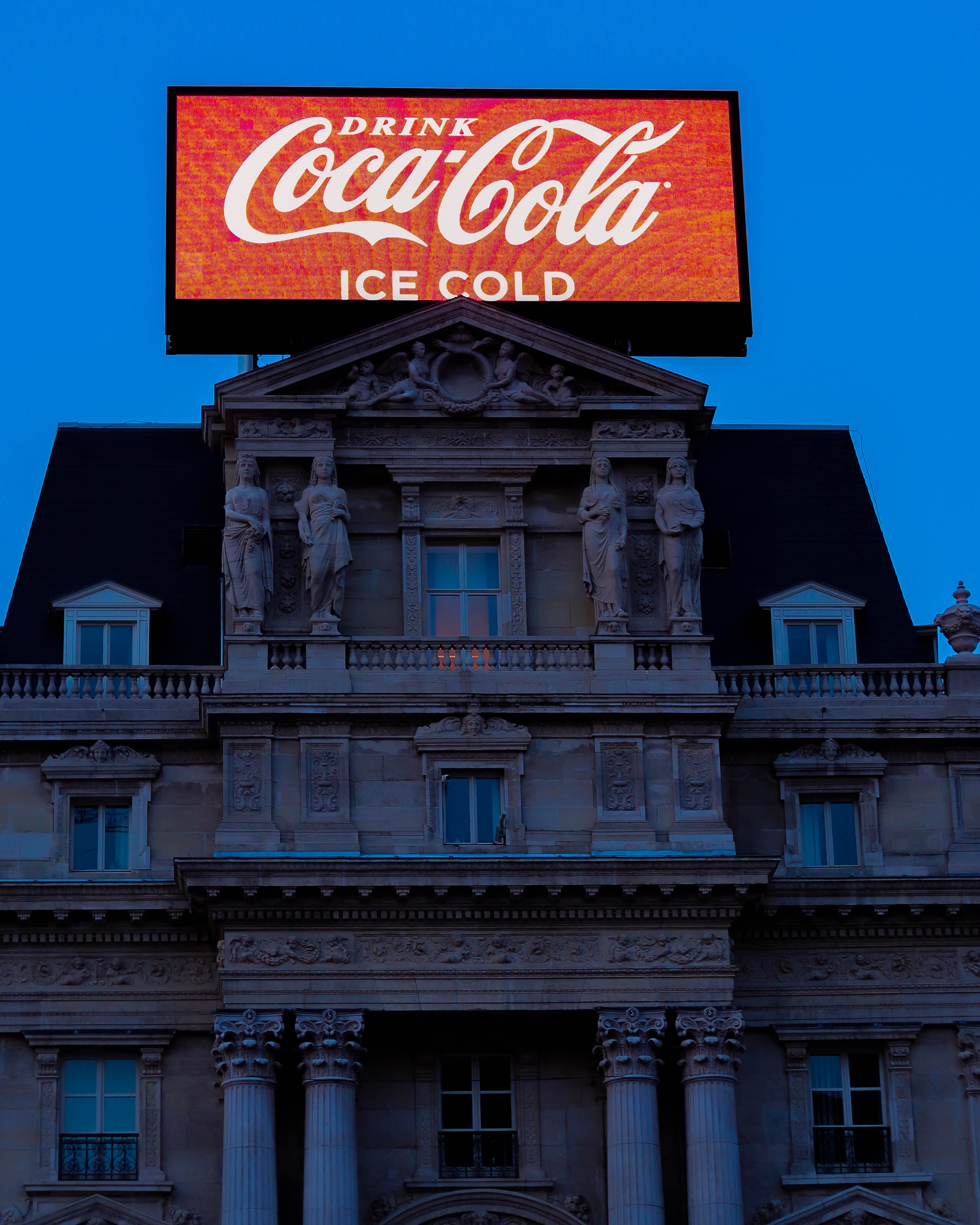 Outdoor Da Coca Cola Em Prédio Histórico Ao Anoitecer · Foto ...