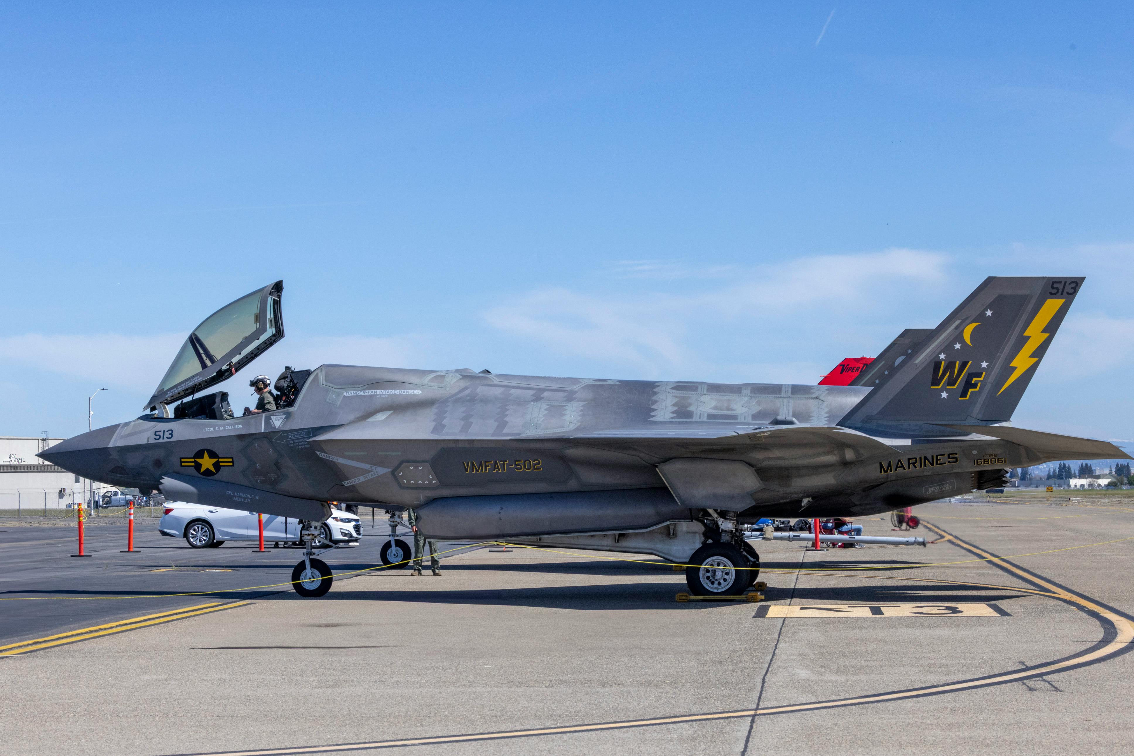 Jet Tempur F 35 Korps Marinir As Di Lapangan Terbang · Foto Stok Gratis