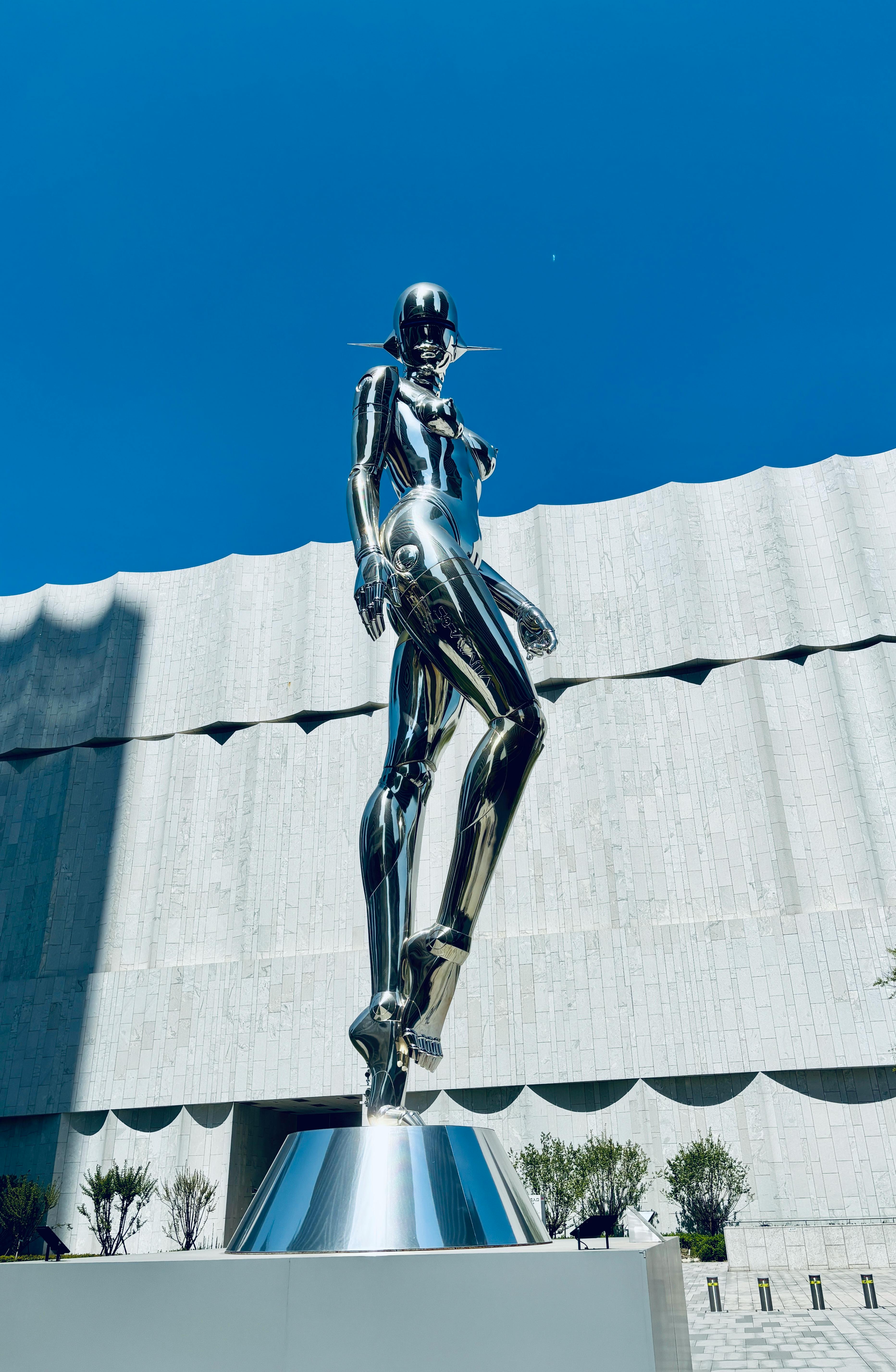 Futuristic Chrome Statue in Shanghai · Free Stock Photo