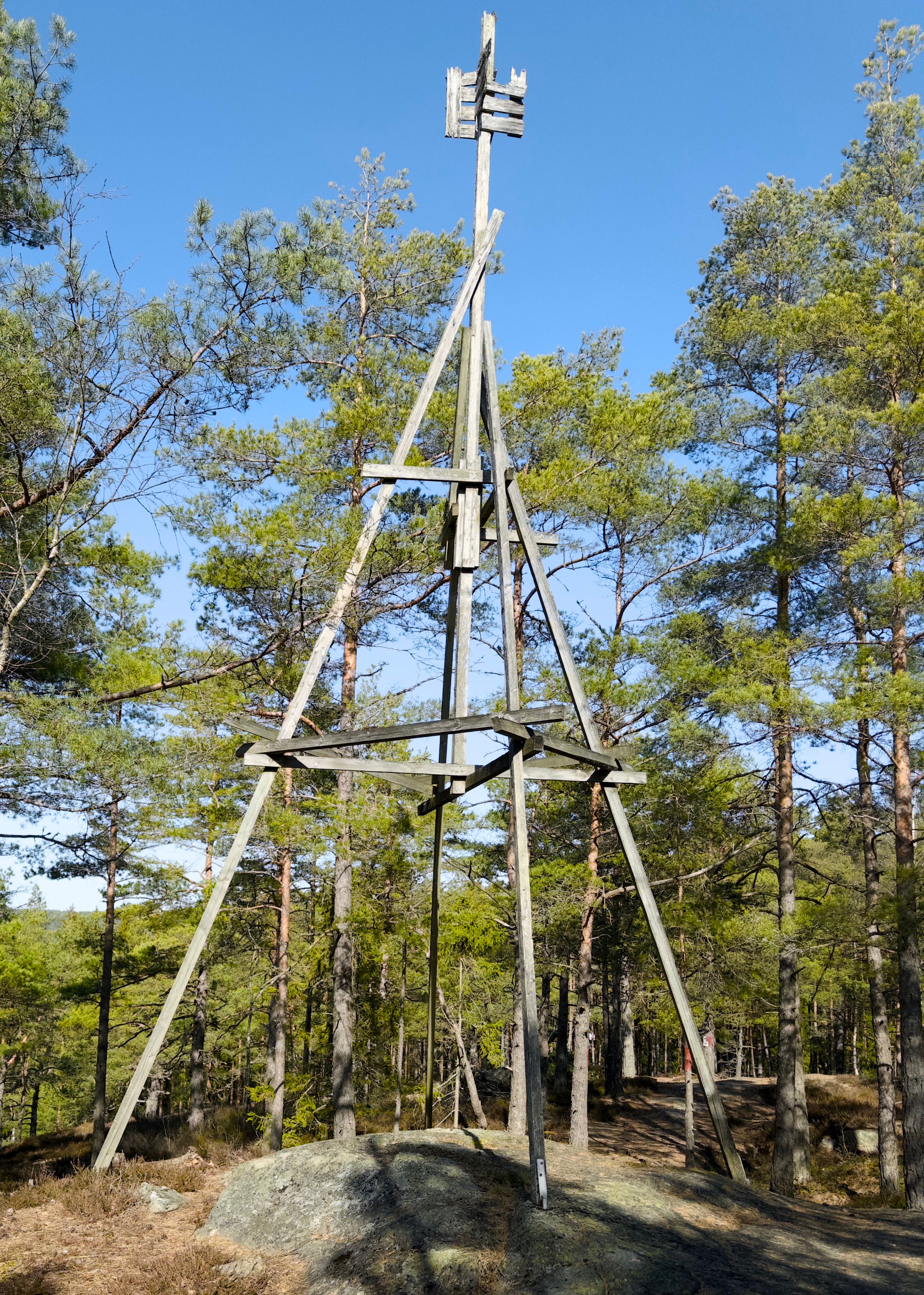 Menara Triangulasi Kayu Di Hutan Pinus · Foto Stok Gratis