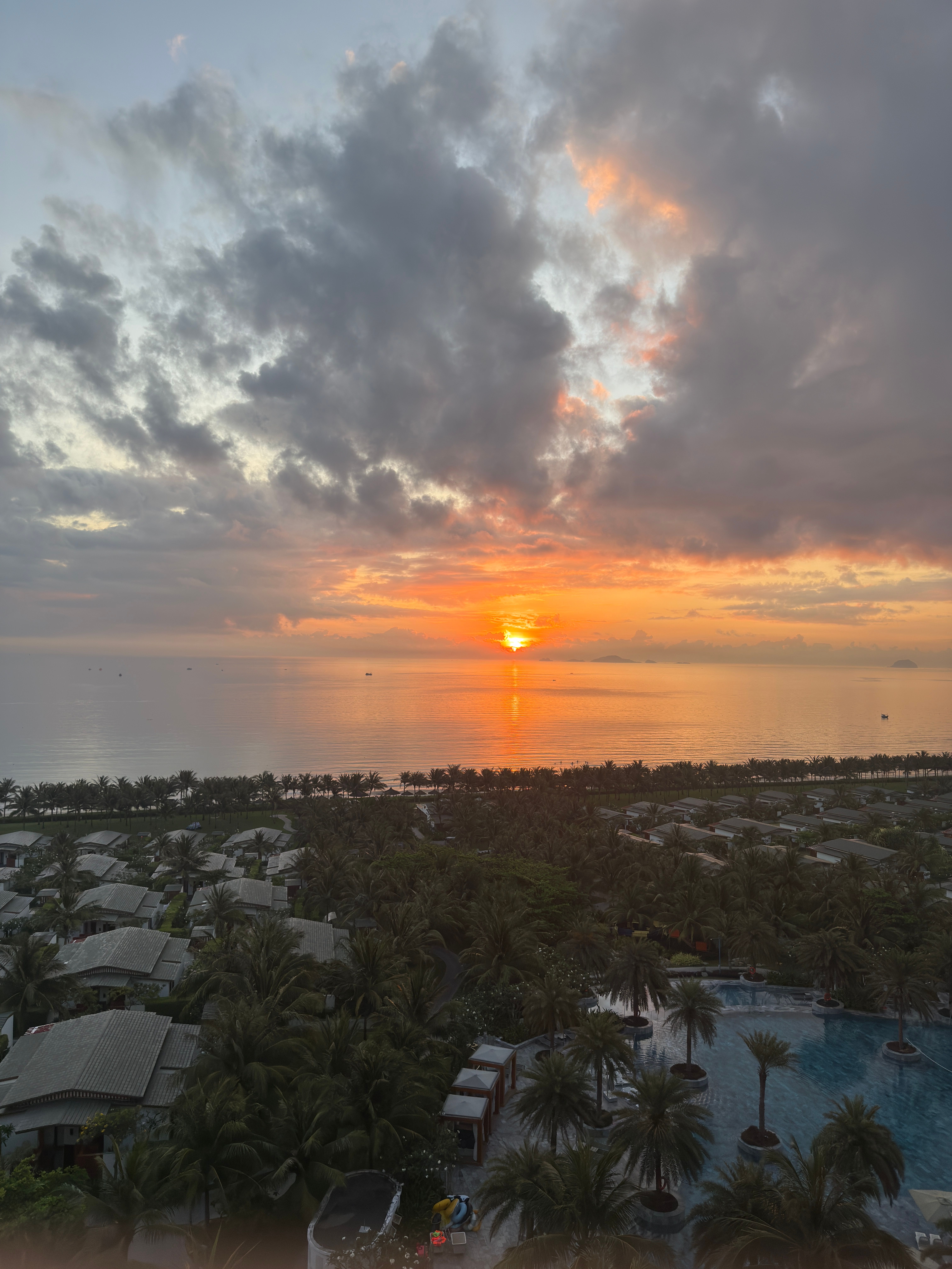 Stunning Tropical Sunset Over Ocean Resort · Free Stock Photo