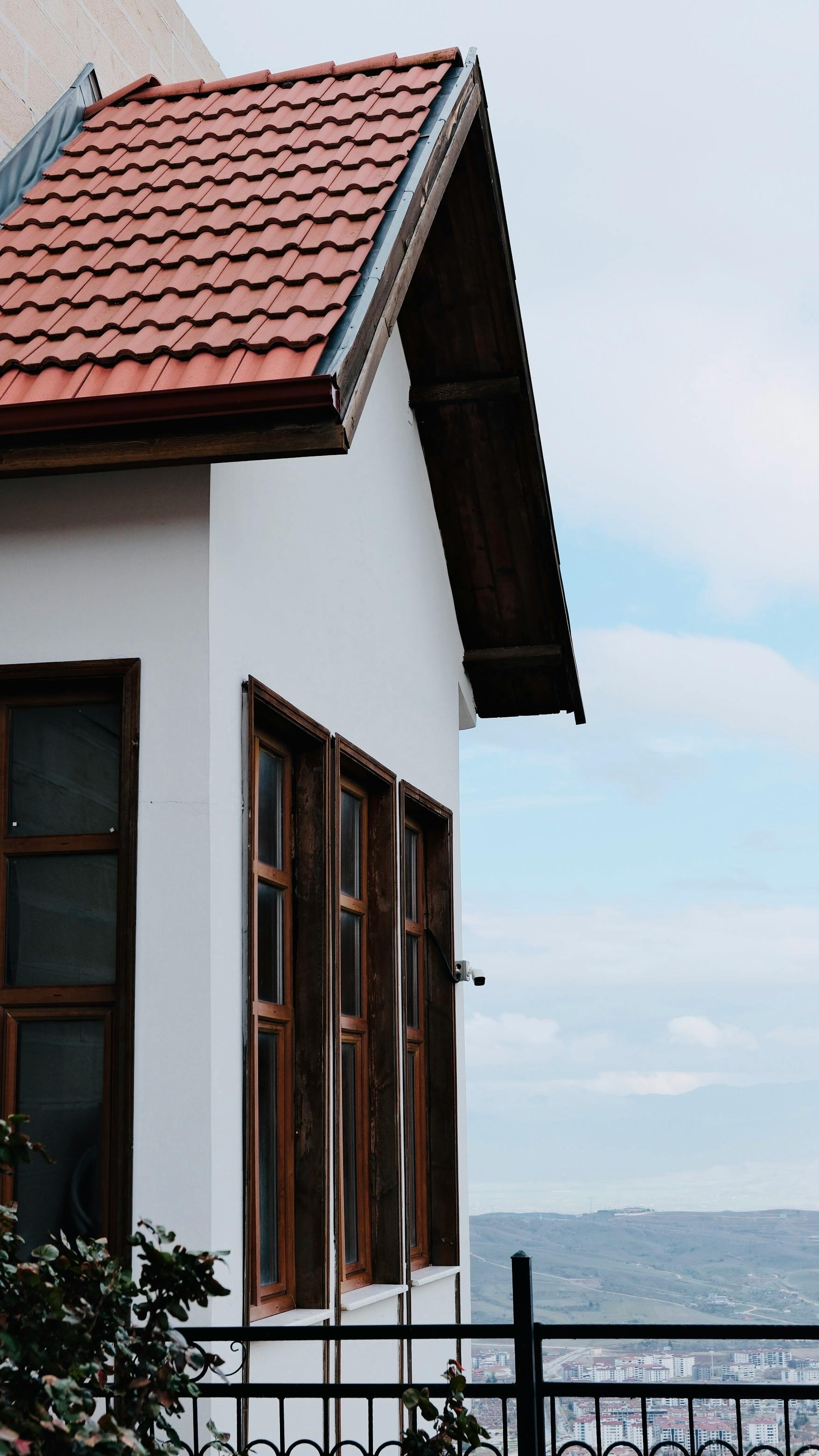 Pondok Menawan Dengan Atap Merah Yang Menghadap Pemandangan Indah ...