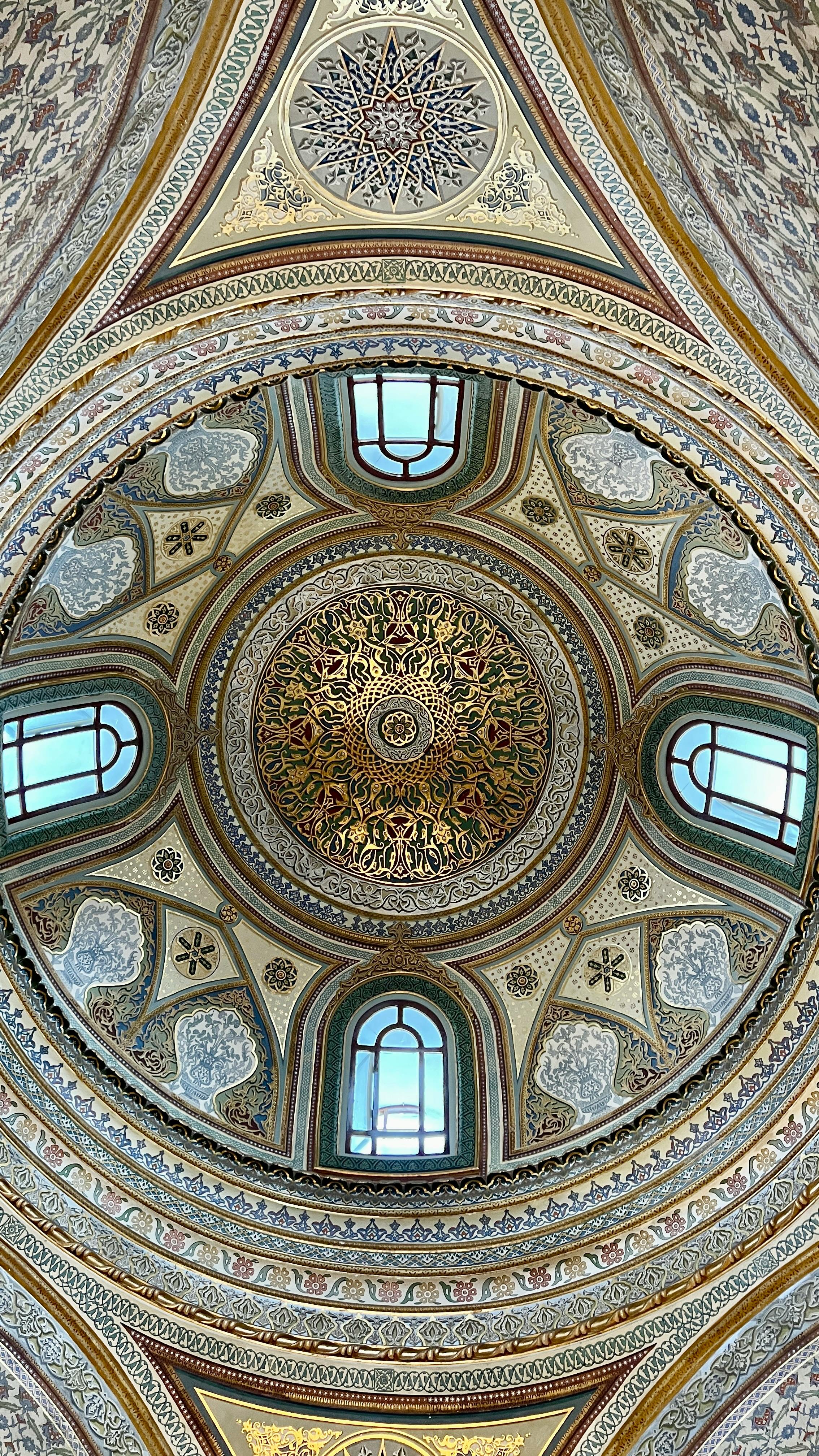 Intricate Ceiling Architecture in Black and White · Free Stock Photo