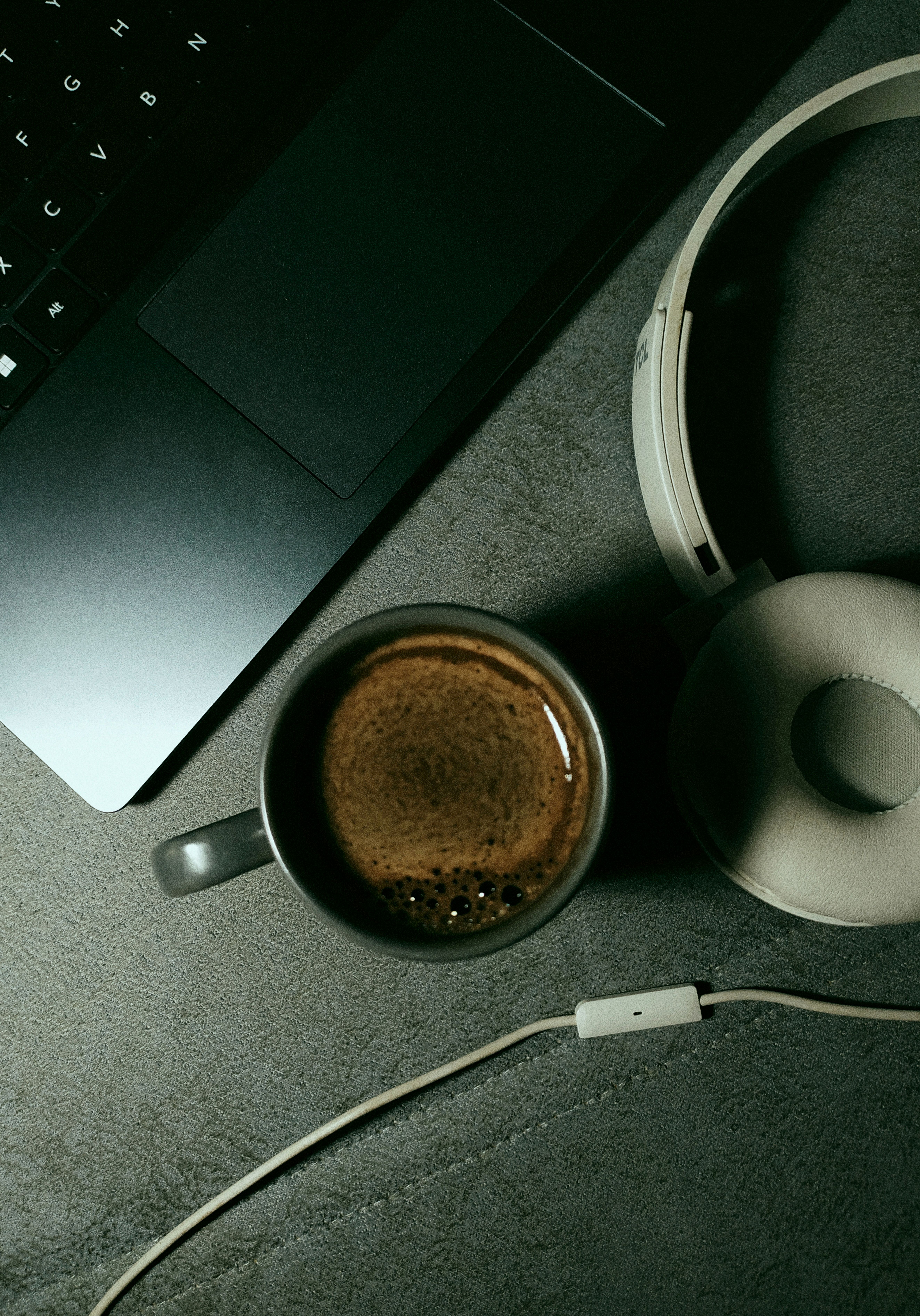 Espaço De Trabalho Aconchegante Com Café E Fones De Ouvido · Foto ...